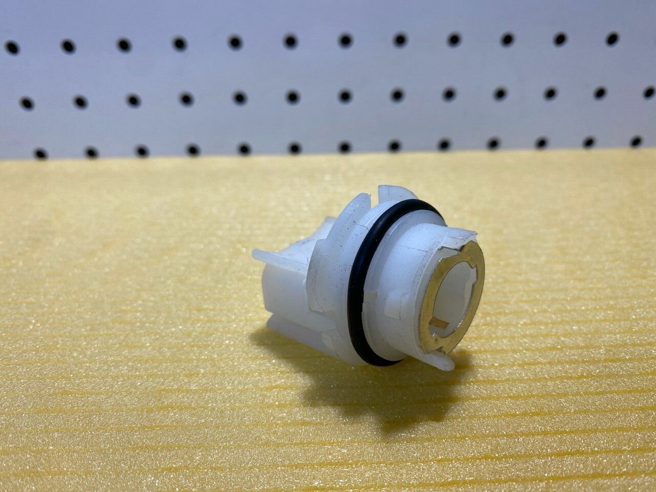 Патрон указателя поворота 2-х контактный Volvo Fh 2023