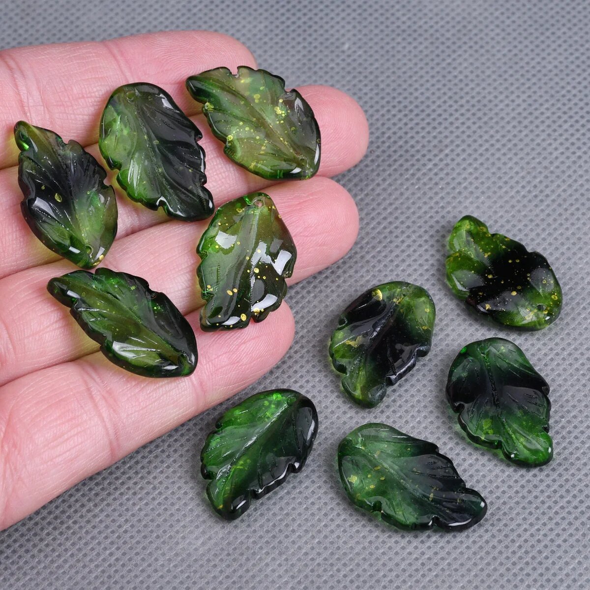 Бусины Orbelle, стеклянные, листья, 28х17 мм, 10 шт. Изумрудный, Deep Green