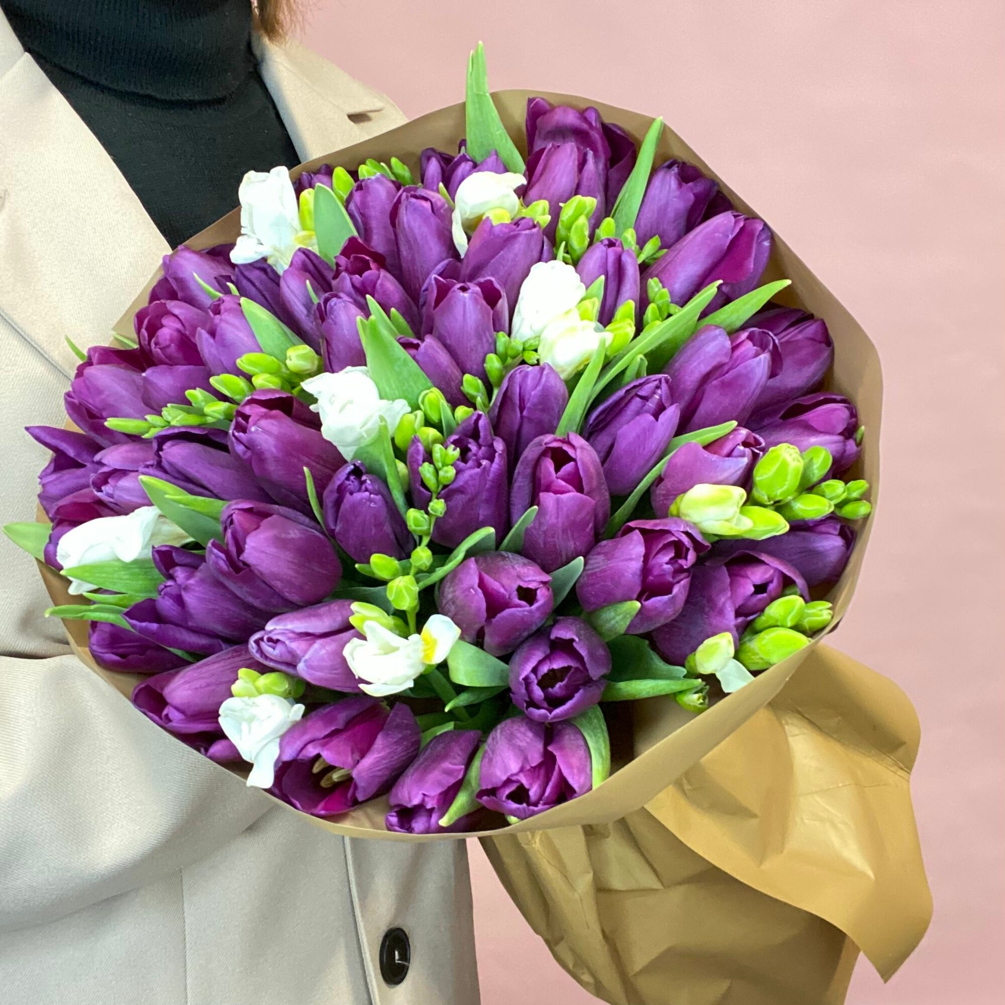 Фиолетовые тюльпаны (тюльпаны 51 шт, фрезия 10 шт.), высота букета 45 см