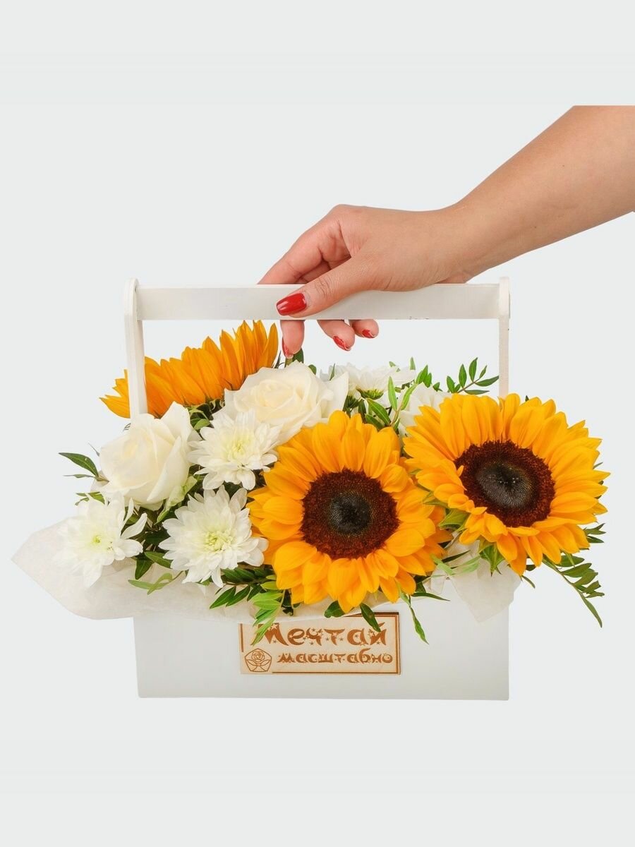 Композиция СоюзЦветТорг "Мечты о Солнце", подсолнухи, розы, хризантемы и фисташка, высота 30 см