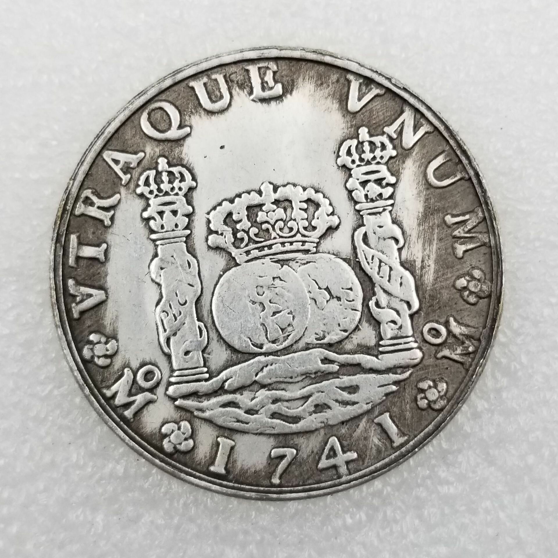 Старые монеты 1741 года, национальный герб Испании, коллекция монет, памятный значок