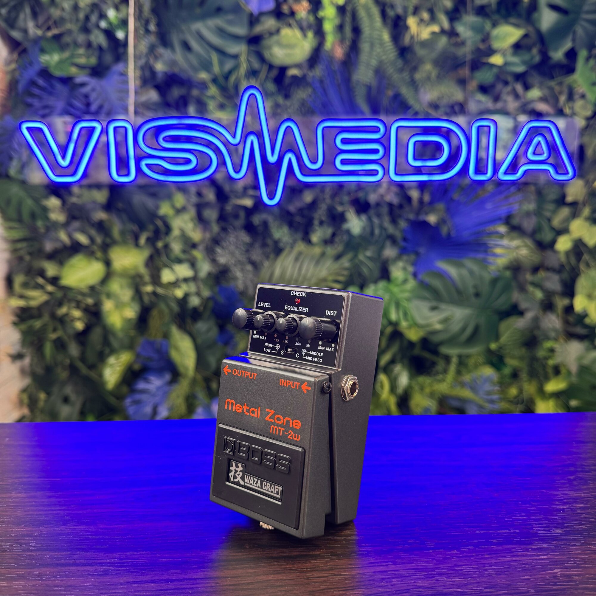 Педаль эффектов Boss "MT-2W", для электрогитары, питание от батареек — фото 1