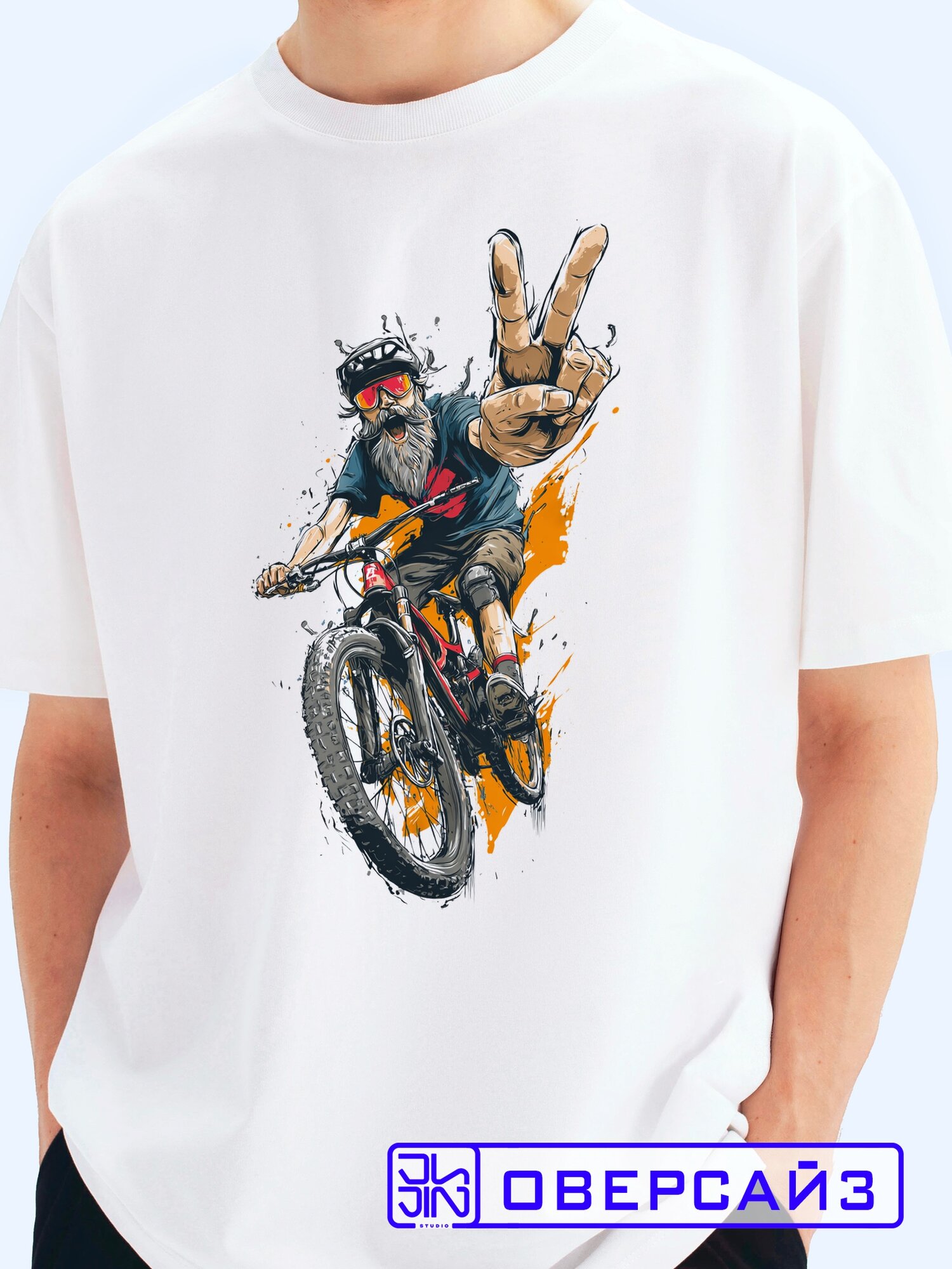 Футболка оверсайз мужская с принтом Крутой черно-красный велосипедист в оранжевых уличных красках экстрима, белый хлопковый трикотаж с прикольным рисунком на груди