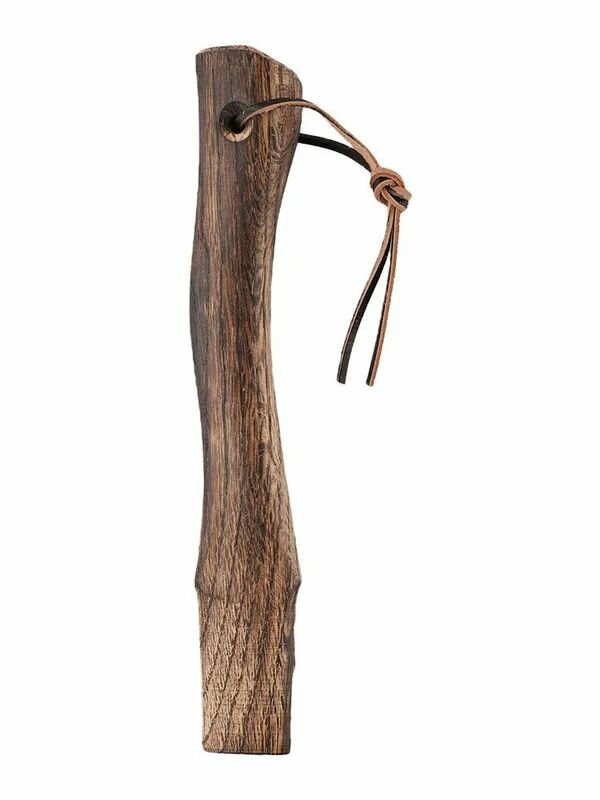 Маленький топорище из цельного дерева.