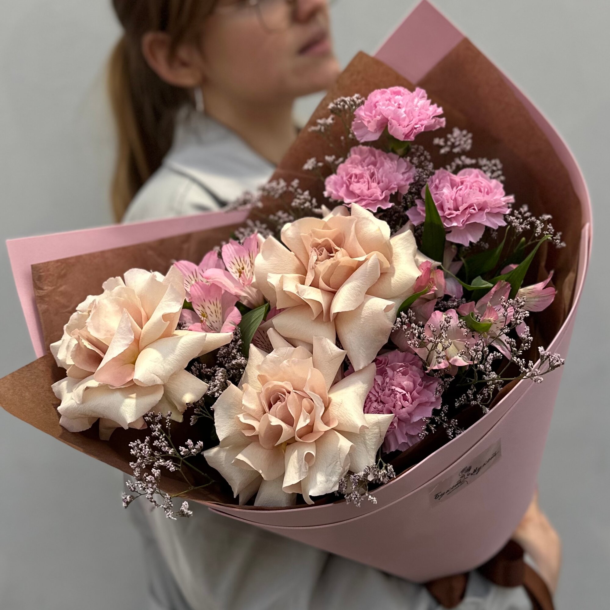 Будет цветов «Почему женщины убивают» (французская роза, альстромерия, диантус, лимониум) «Букет-Мукет»