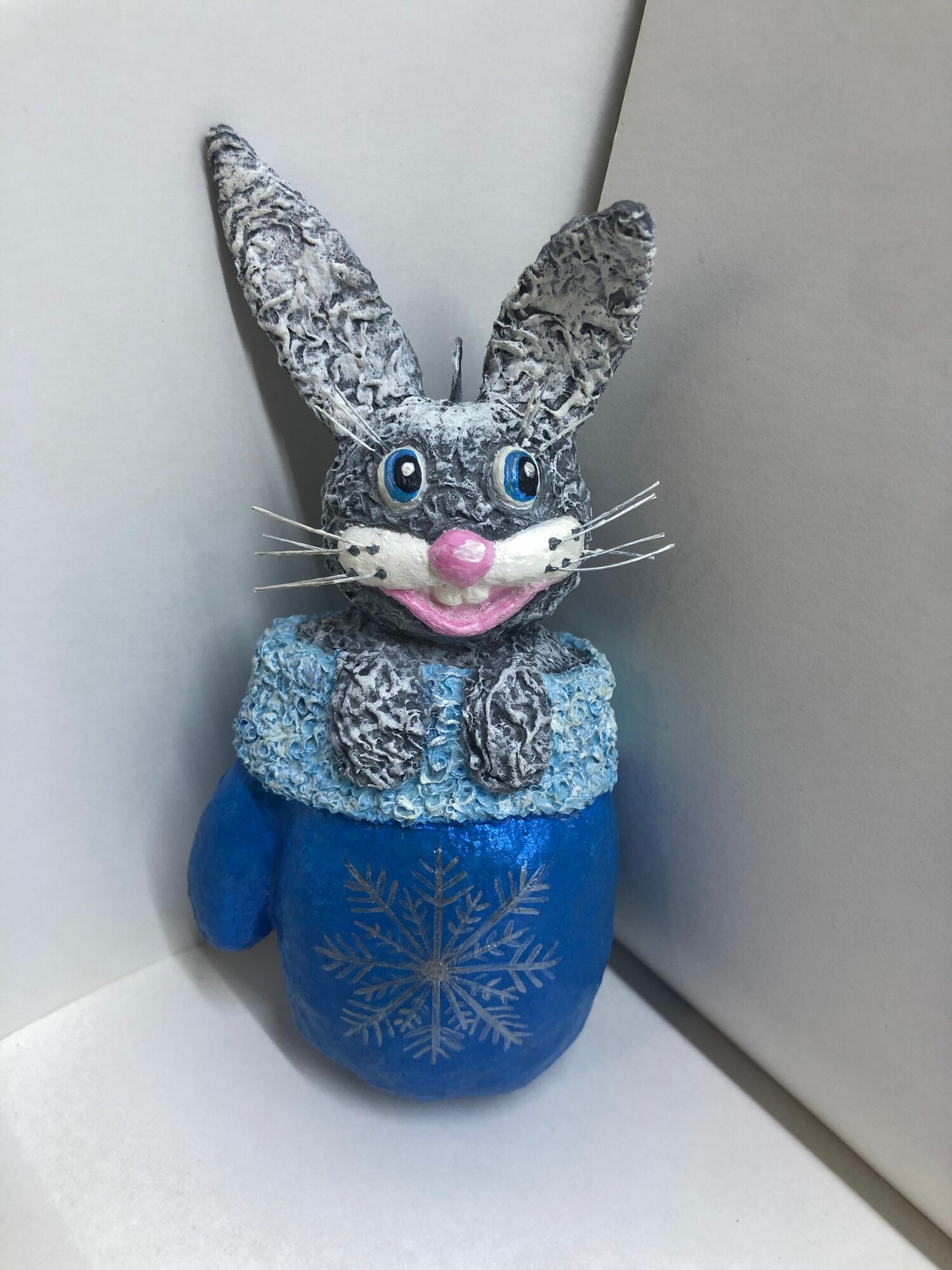 Ватная игрушка "Зайка в рукавичке"