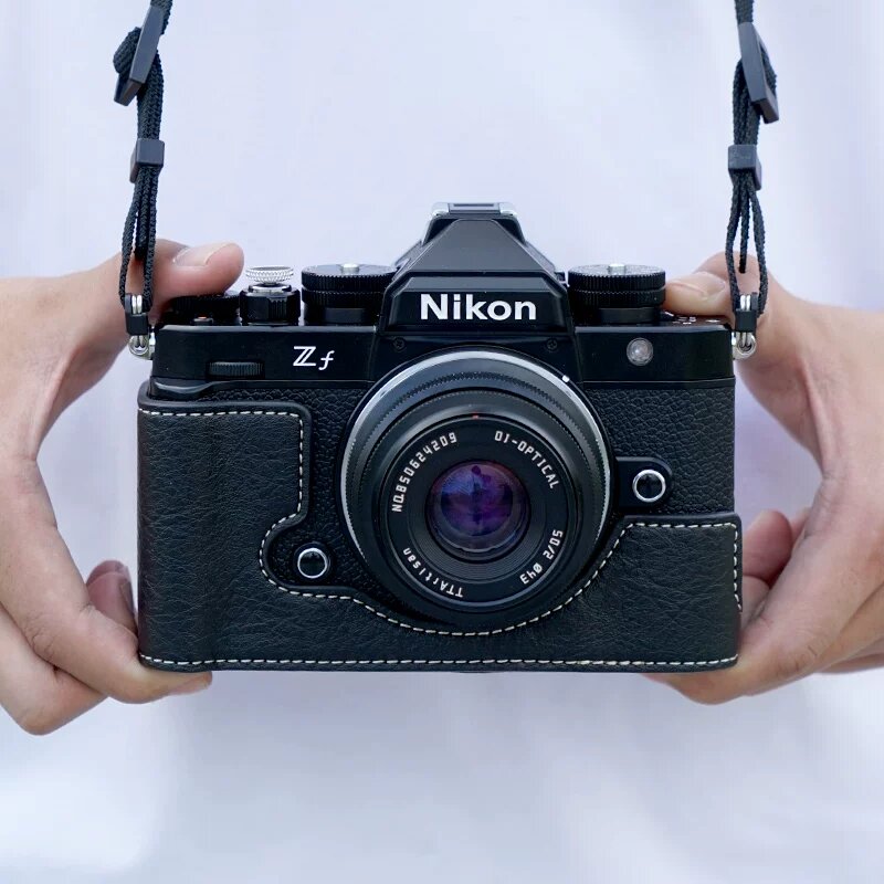 Чехол Nikon ZF с кожаной подставкой в текстуру быка и плечевым ремнем - черный для полнокадровой зеркальной камеры