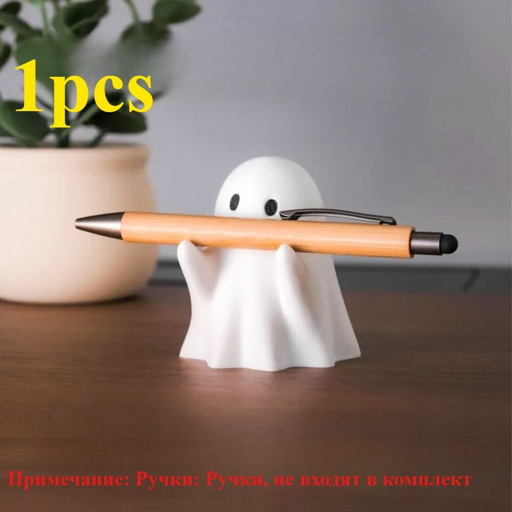 Рабочий стол украшен безделушками