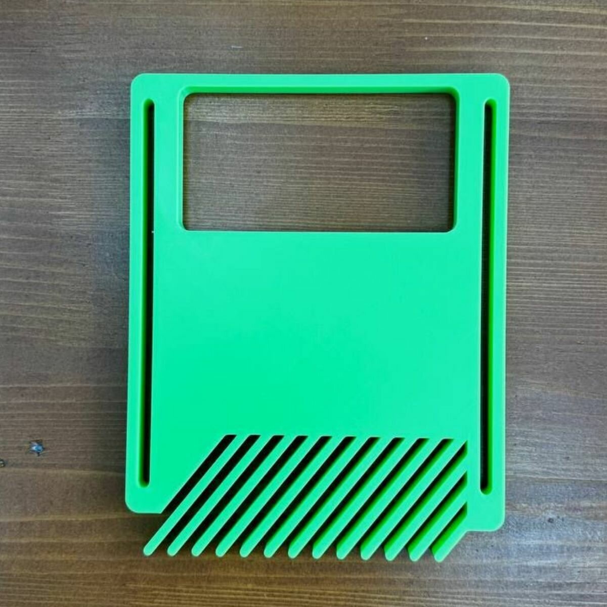 Гребёнка прижимная для фрезерного стола, обеспечивает безопасность и точность выполнения работ