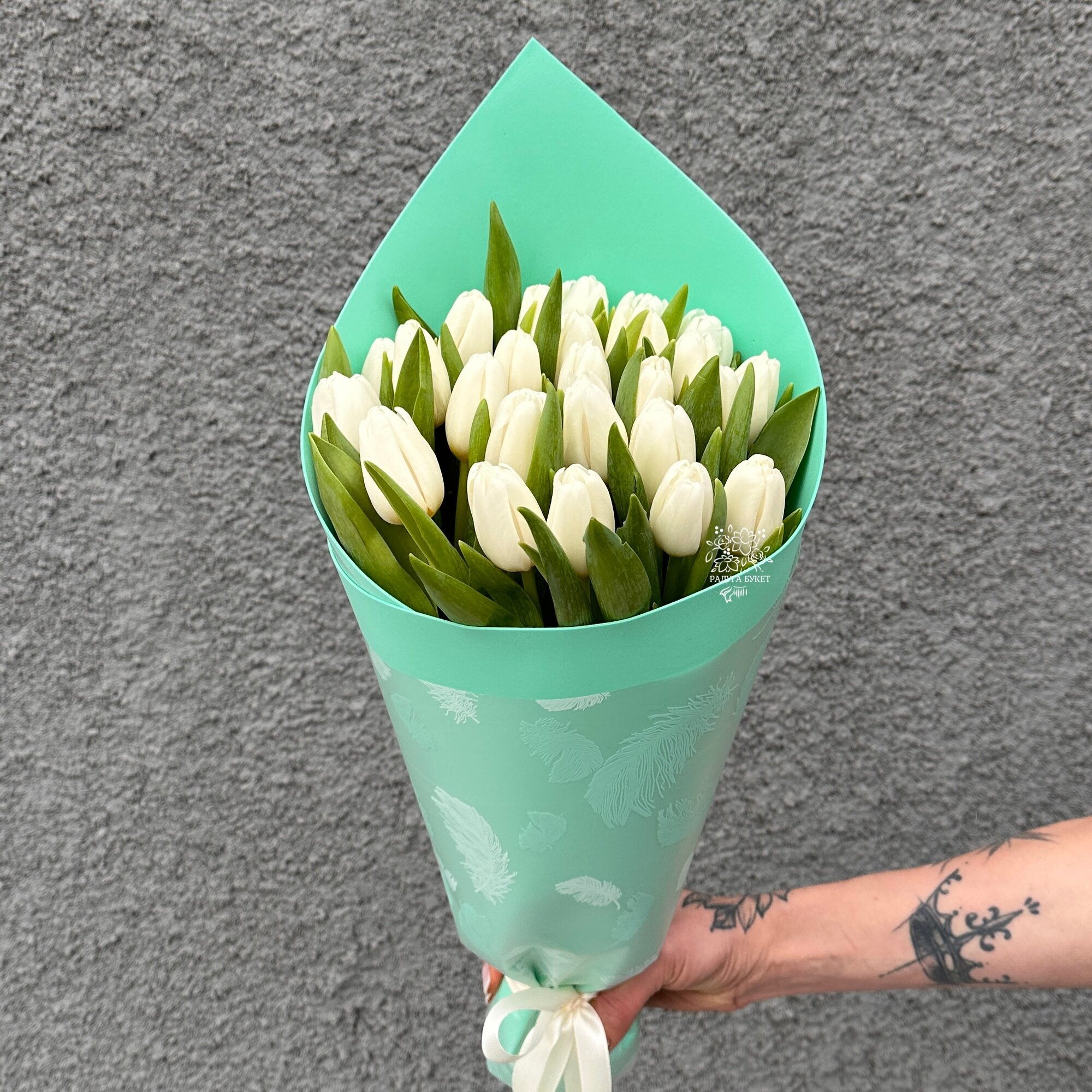 Букет живых цветов из 25 белых тюльпанов в упаковке "Мята" / Арт. 304102/ Радуга Букет