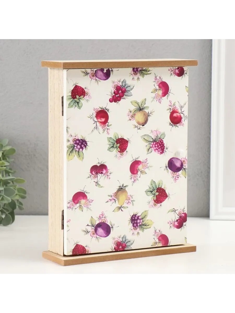 Деревянная ключница с фруктовым дизайном