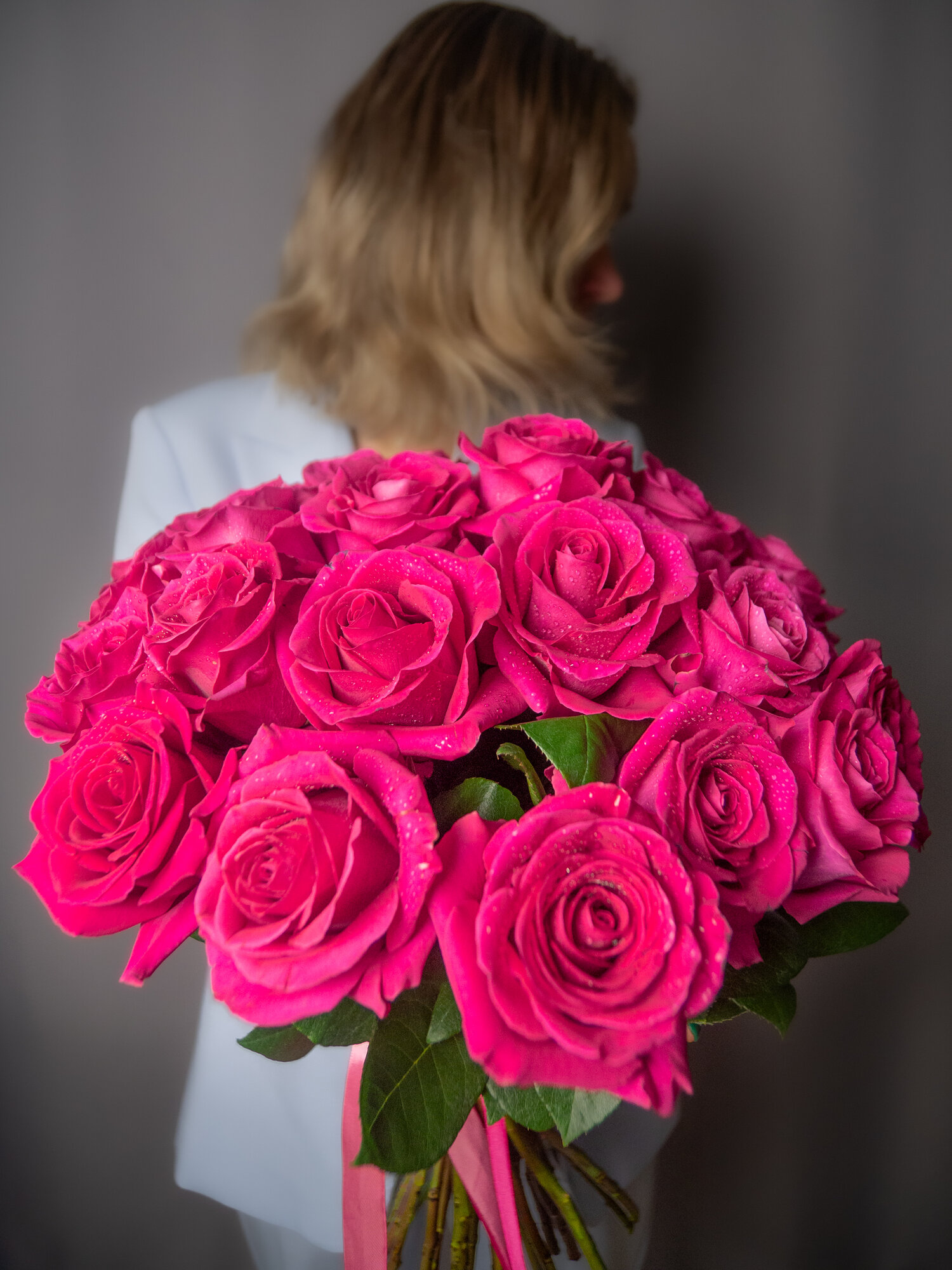 Букет живых цветов из 7 роз цвета фуксия сорта Pink Floyd, высотой 50 см