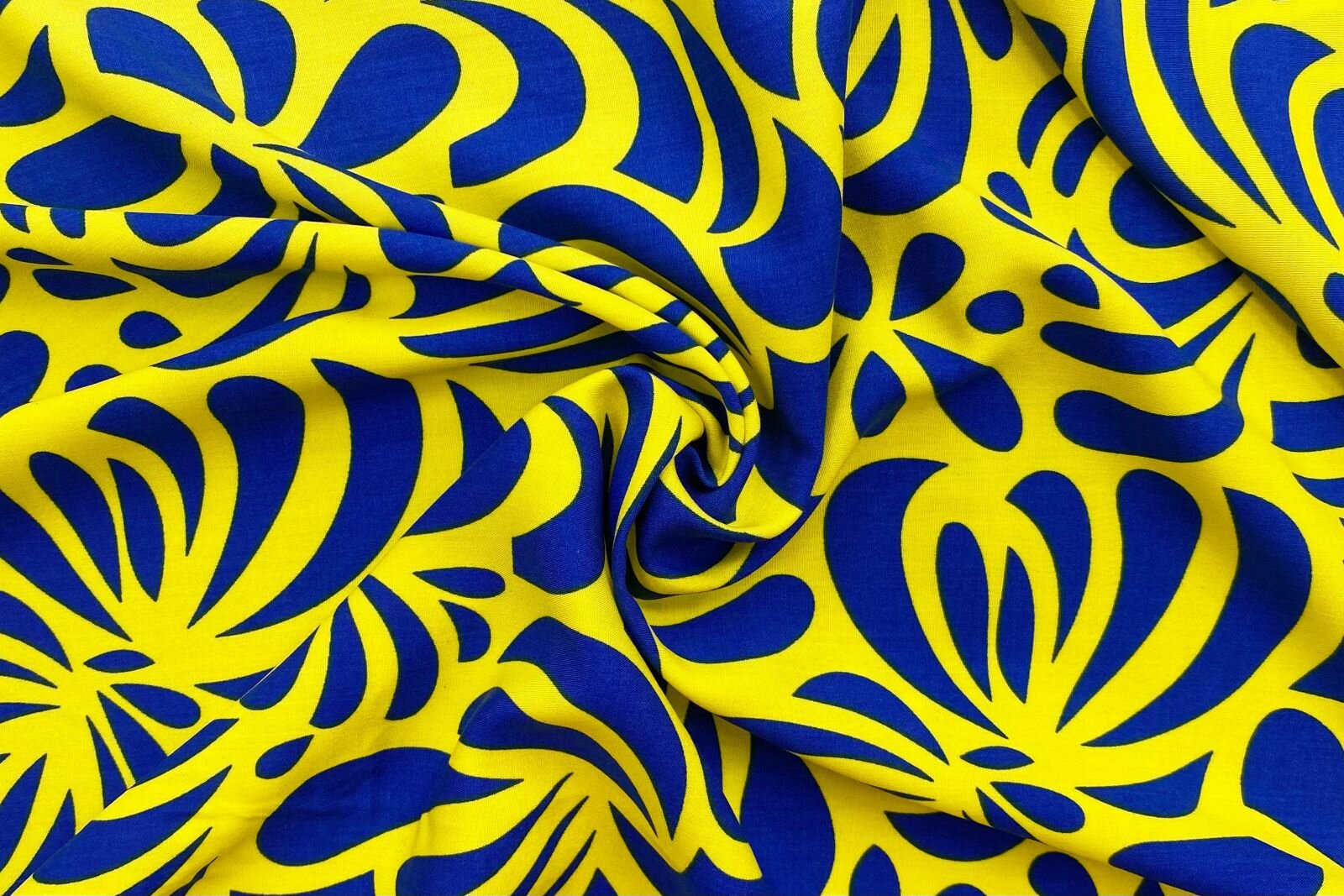Ткань Вискоза плательная с синими лепестками на ярко-желтом фоне, 140 г/пм, ш140см, 0,5 м