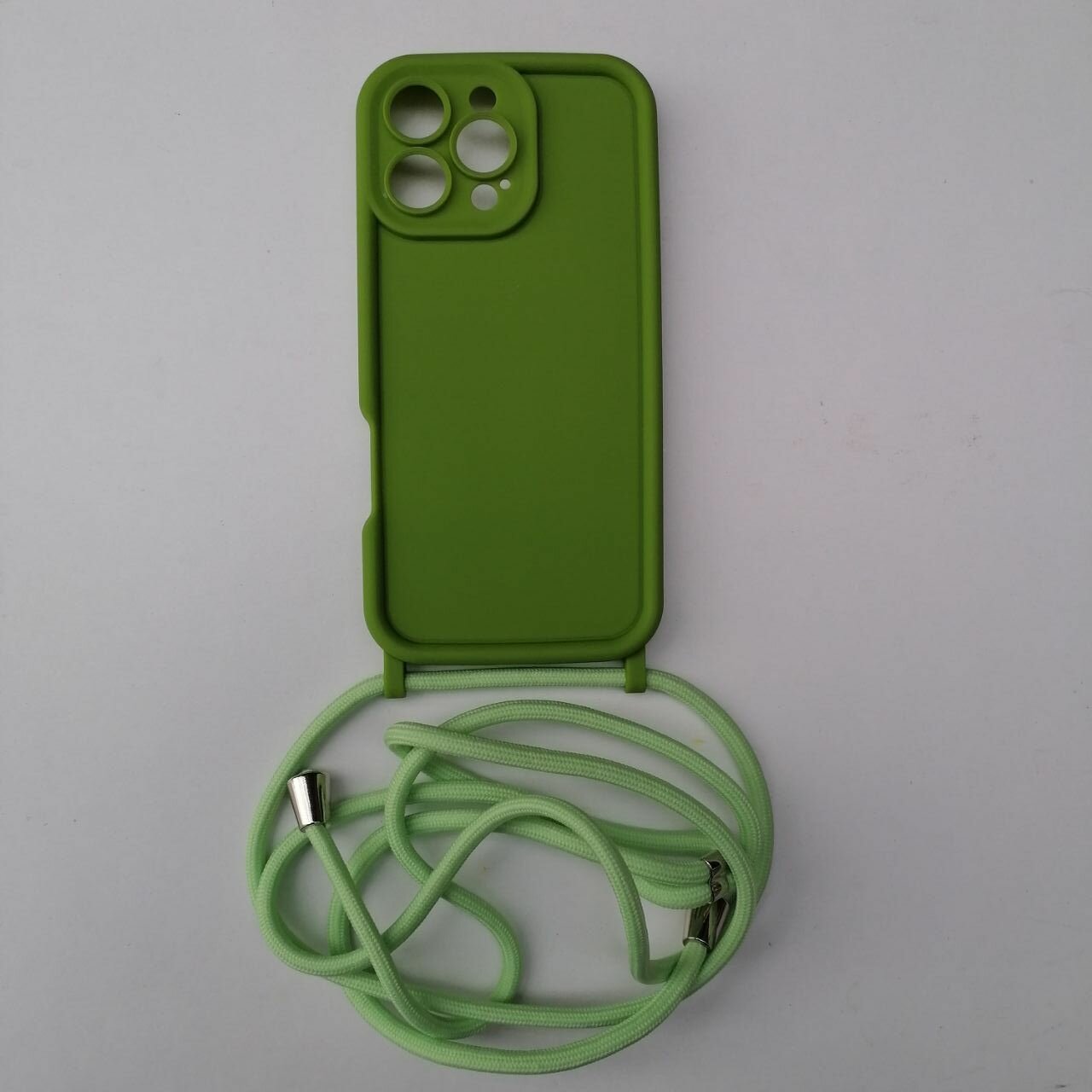 Чехол-накладка для IPhone 13 Pro из толстого высоко-качественного силикона и веревкой-цепочкой на шею.