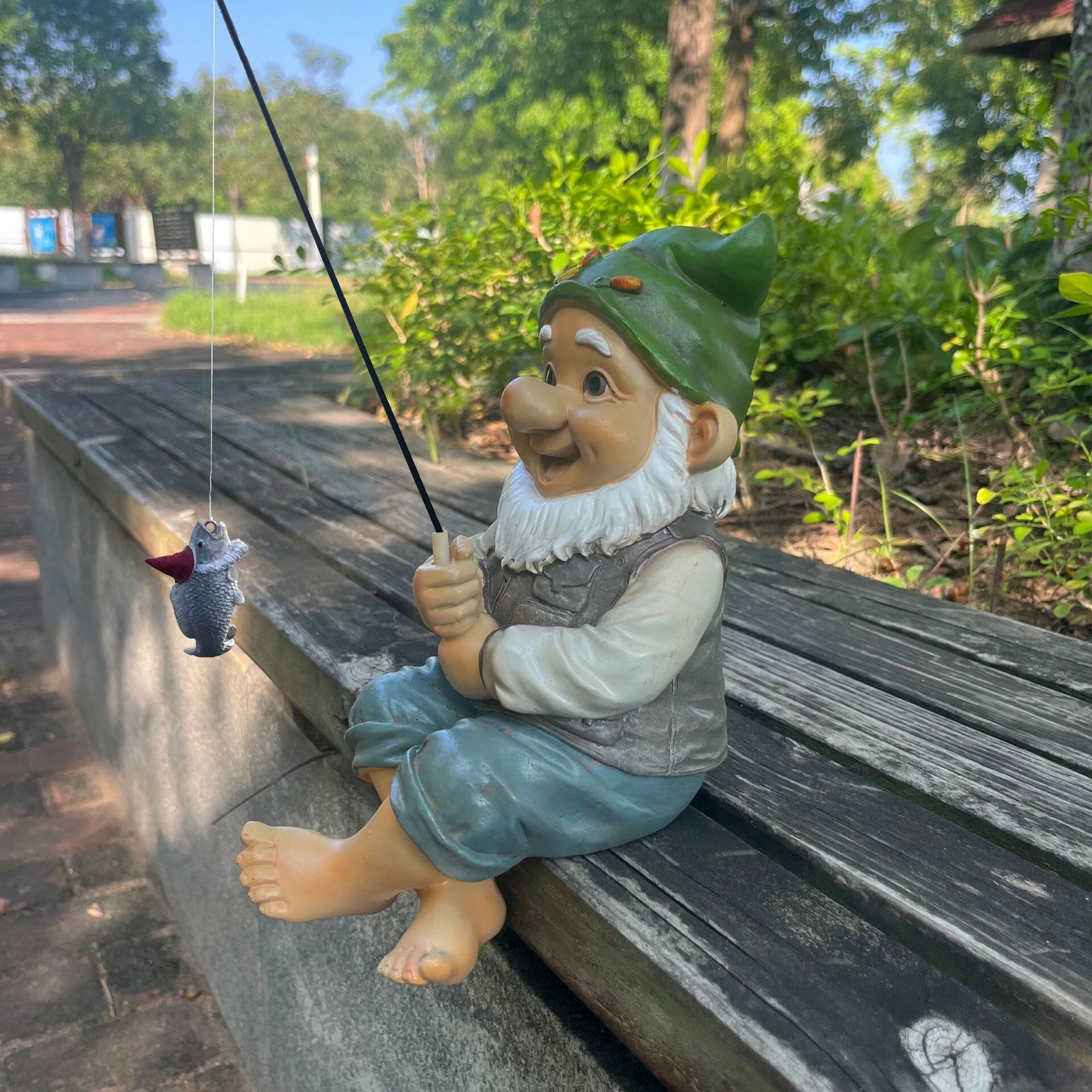 Садовая фигура гнома-рыболова 25 см, прочный декор для дачи и сада, устойчивый к дождю и солнцу