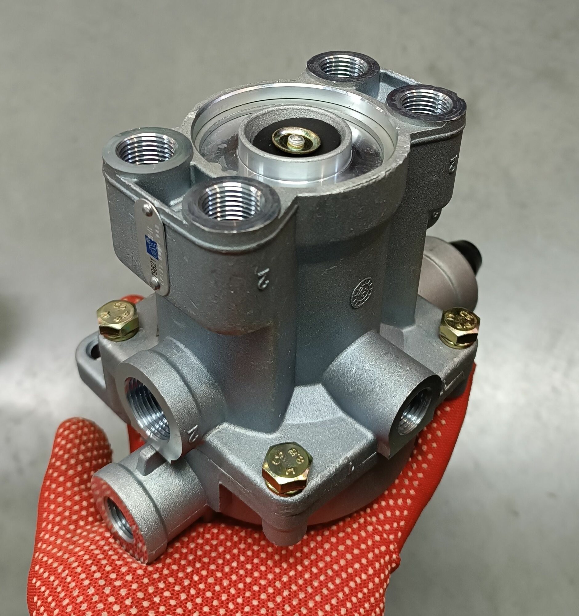 Тормозной кран прицепа без клапана растормаживания , арт. 460942 DT