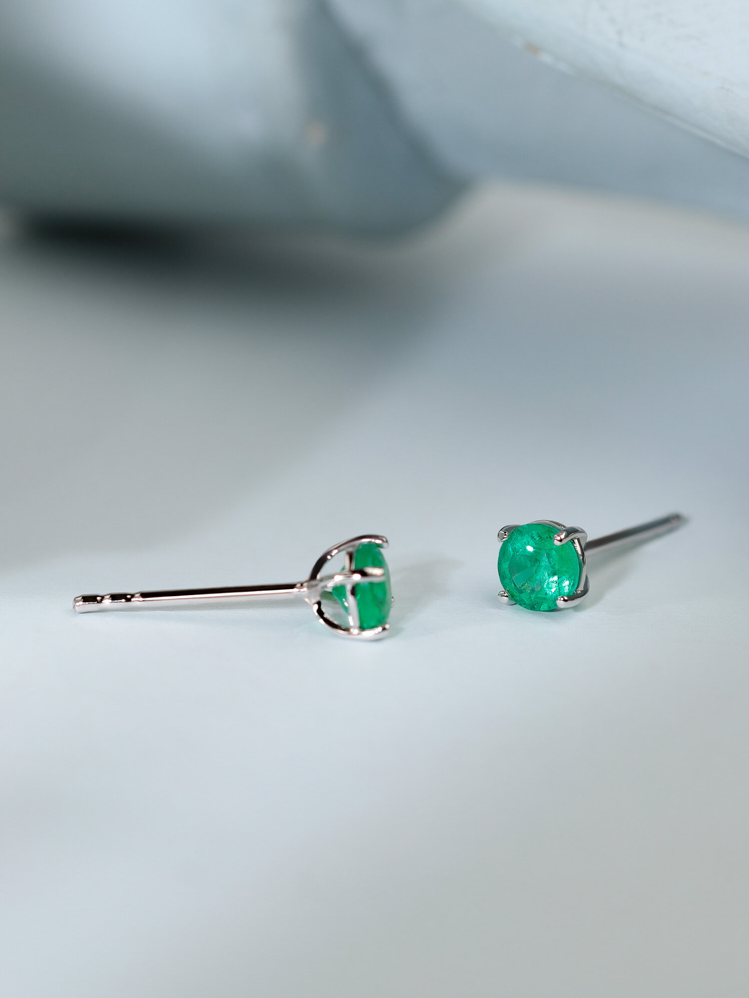 Серьги, белое золото, 750 проба, изумруд