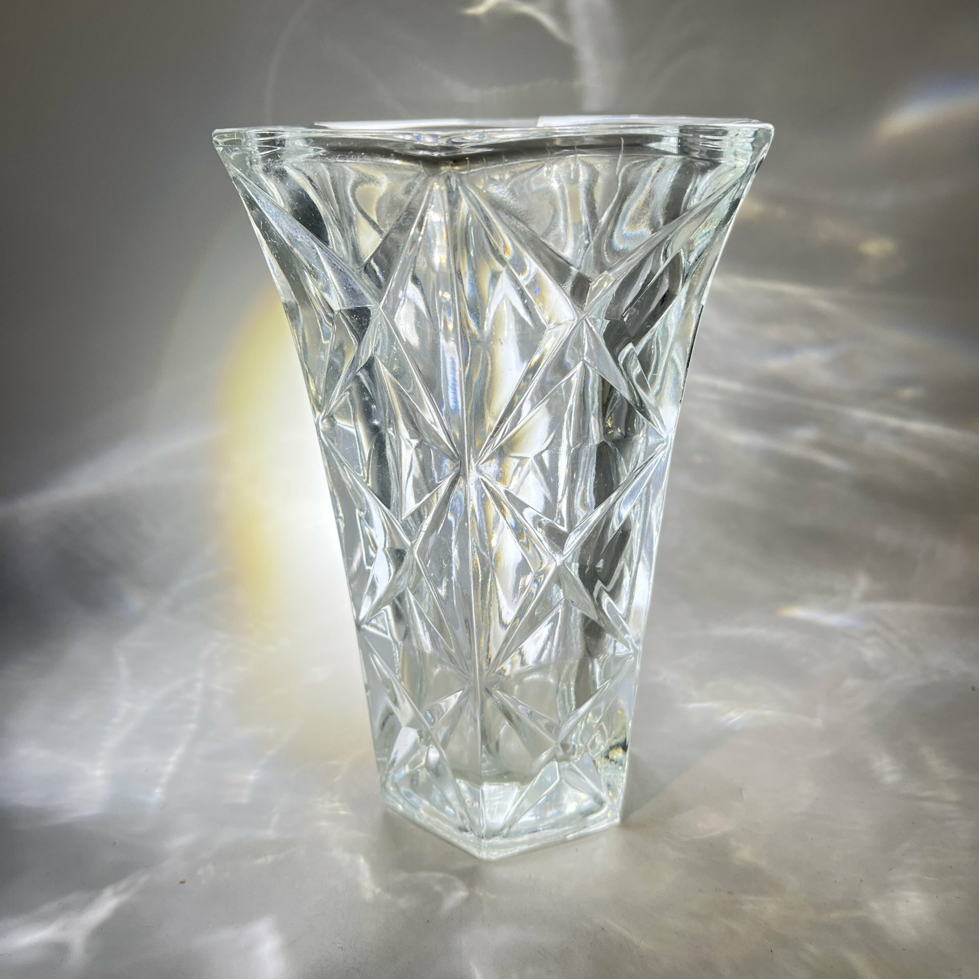 Небольшая ваза для цветочного букета с резным геометрическим декором, стекло