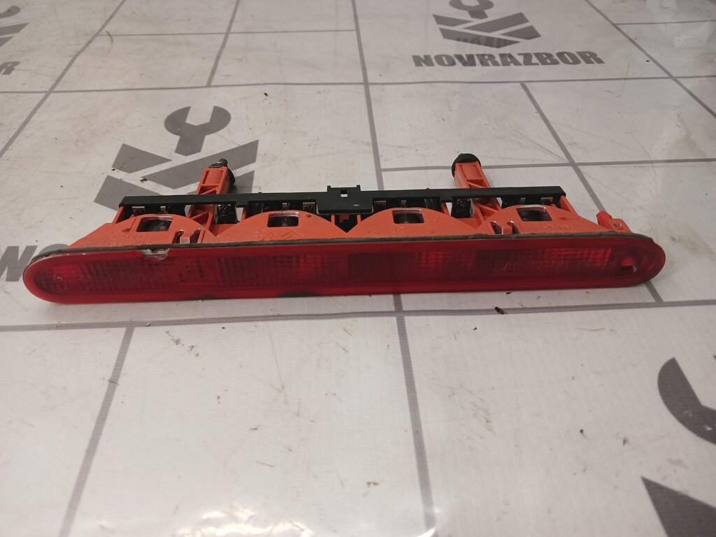 Фонарь задний (стоп сигнал) Peugeot 307 2001-2008