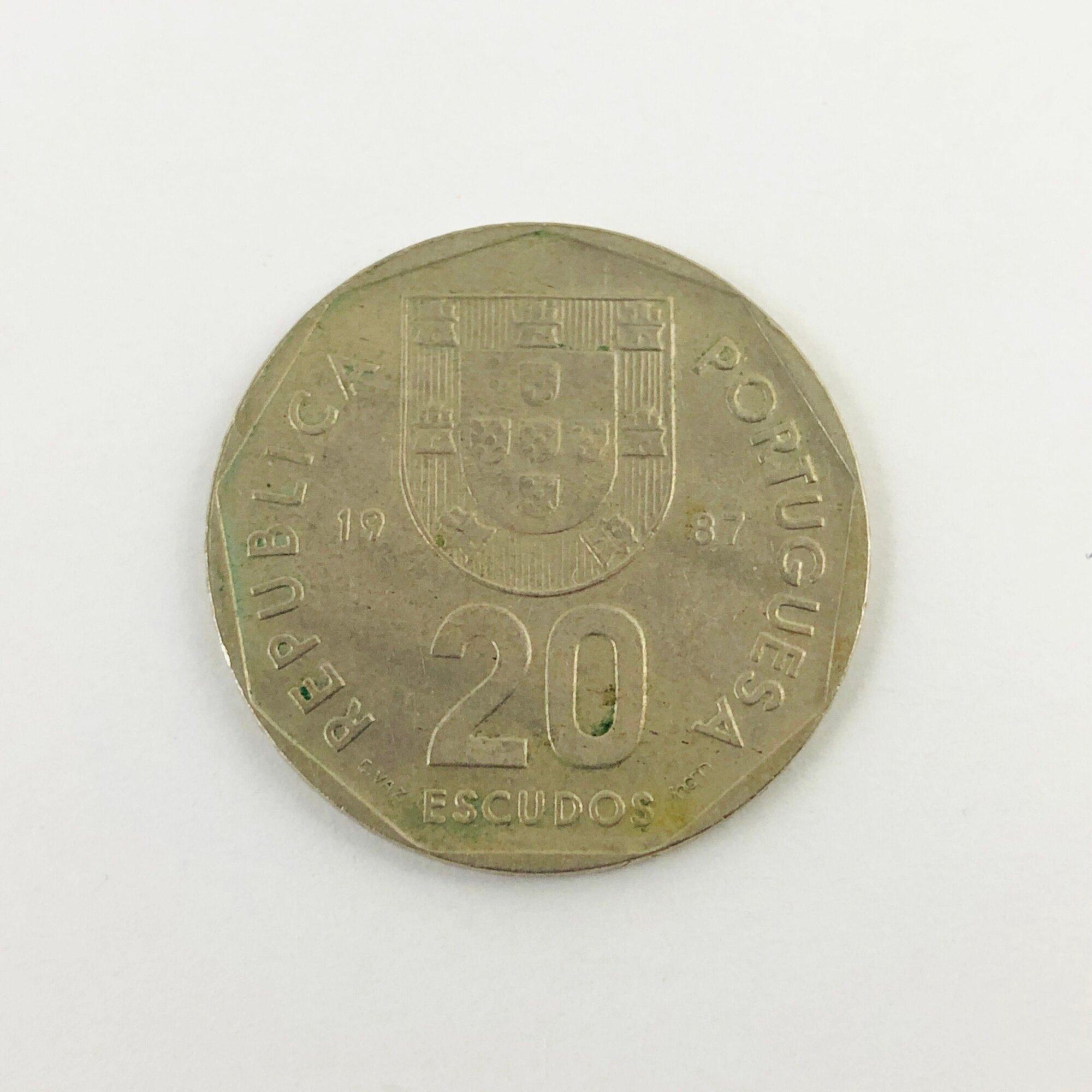 Монета. 20 эскудо. Португалия. 1987 год