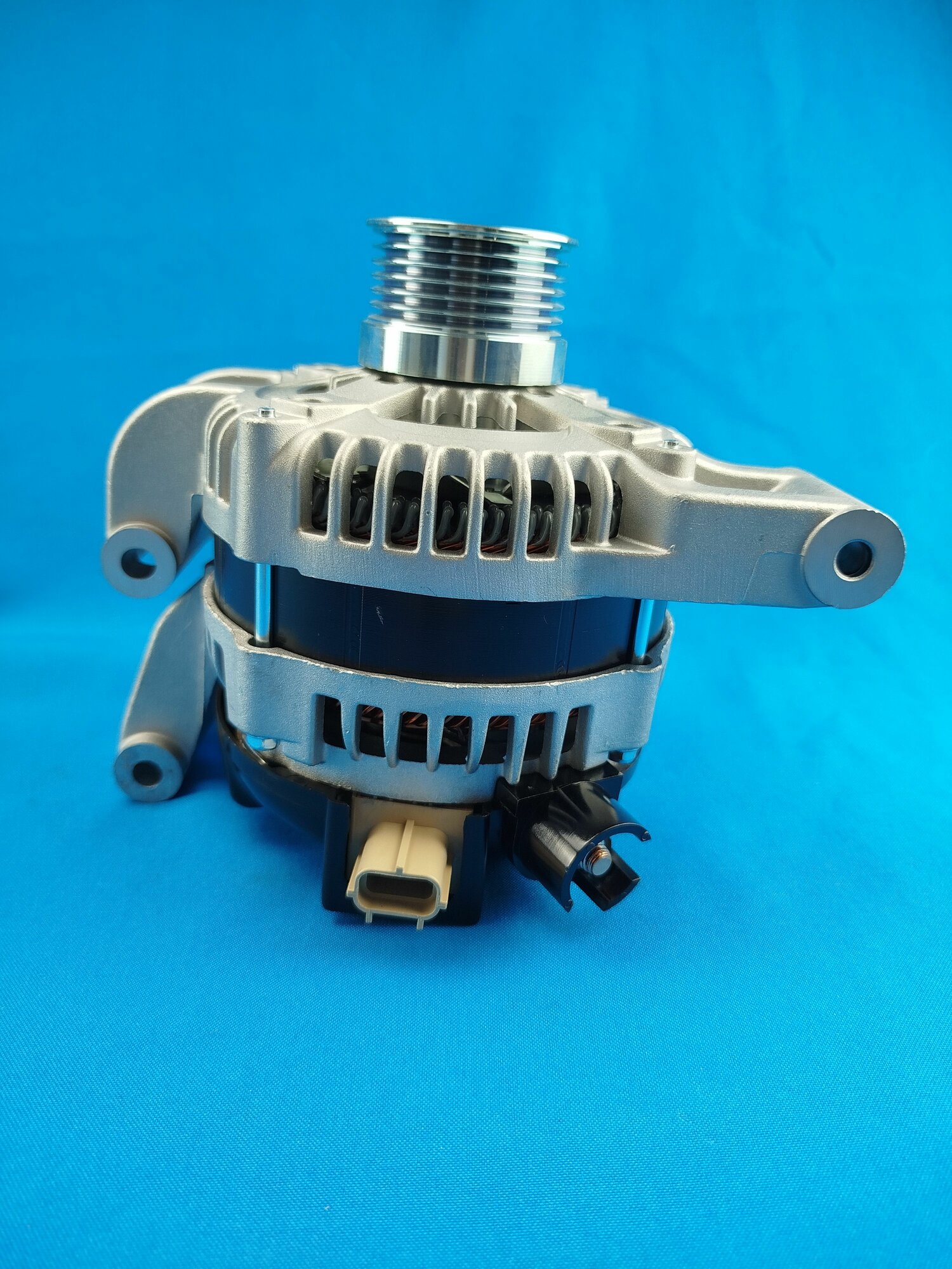 Генератор "LECAR" для автомобилей Ford Focus 04->11, C-Max 03->10 (120A)