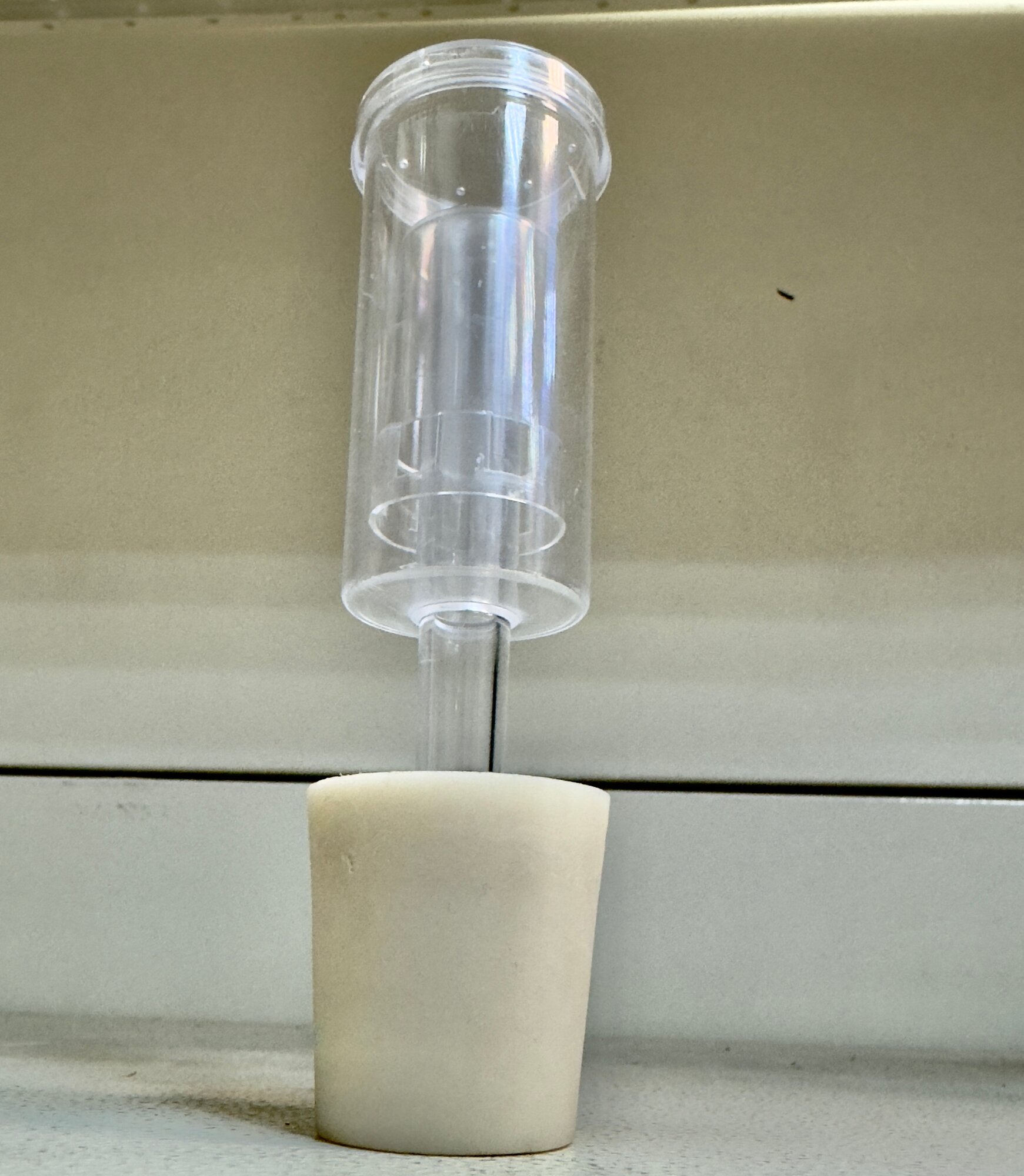 Пробка с гидрозатвором, для ёмкости с диаметром горловины 35-43 мм