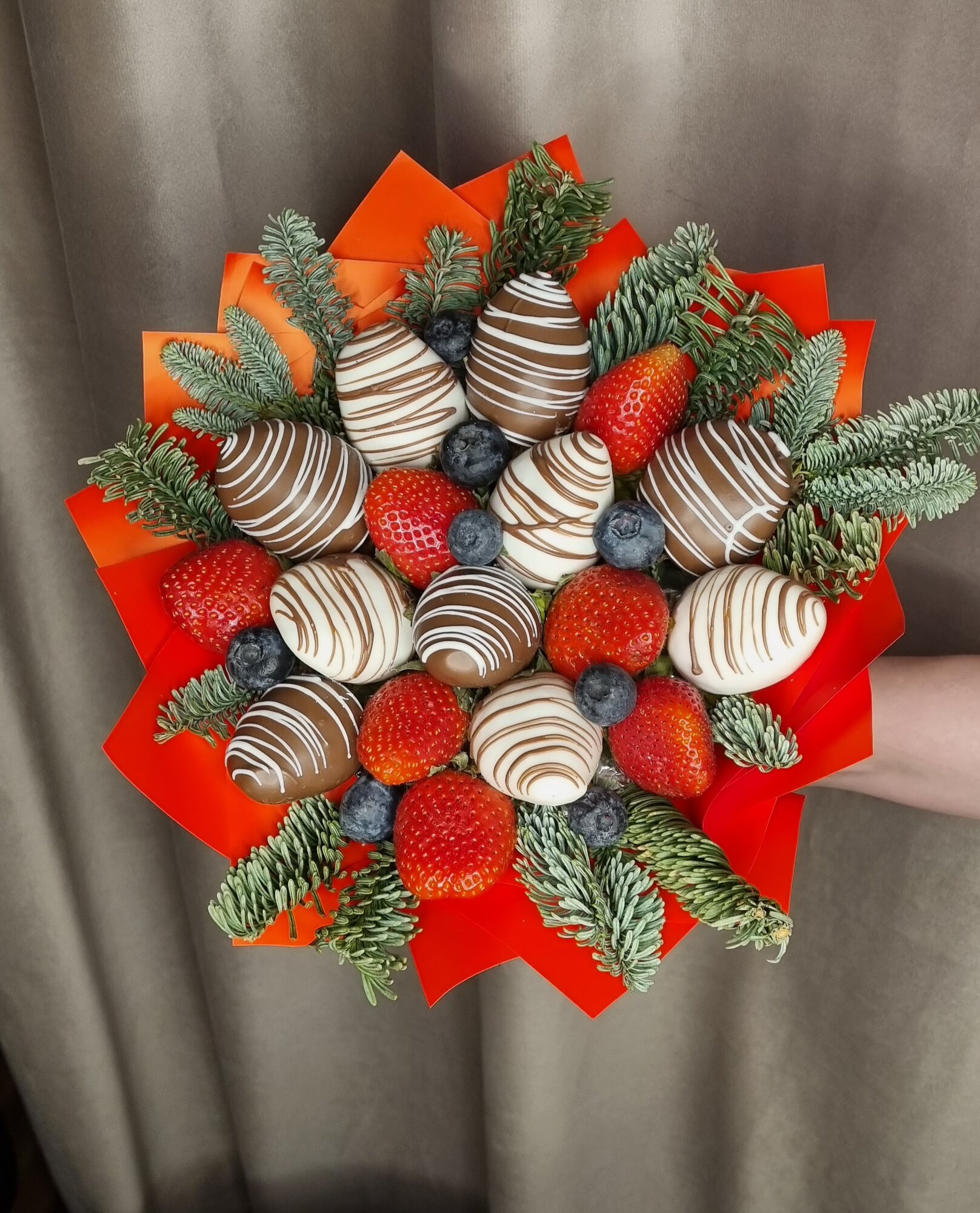 Букет из клубники в бельгийском шоколаде "Новогодние чудеса"