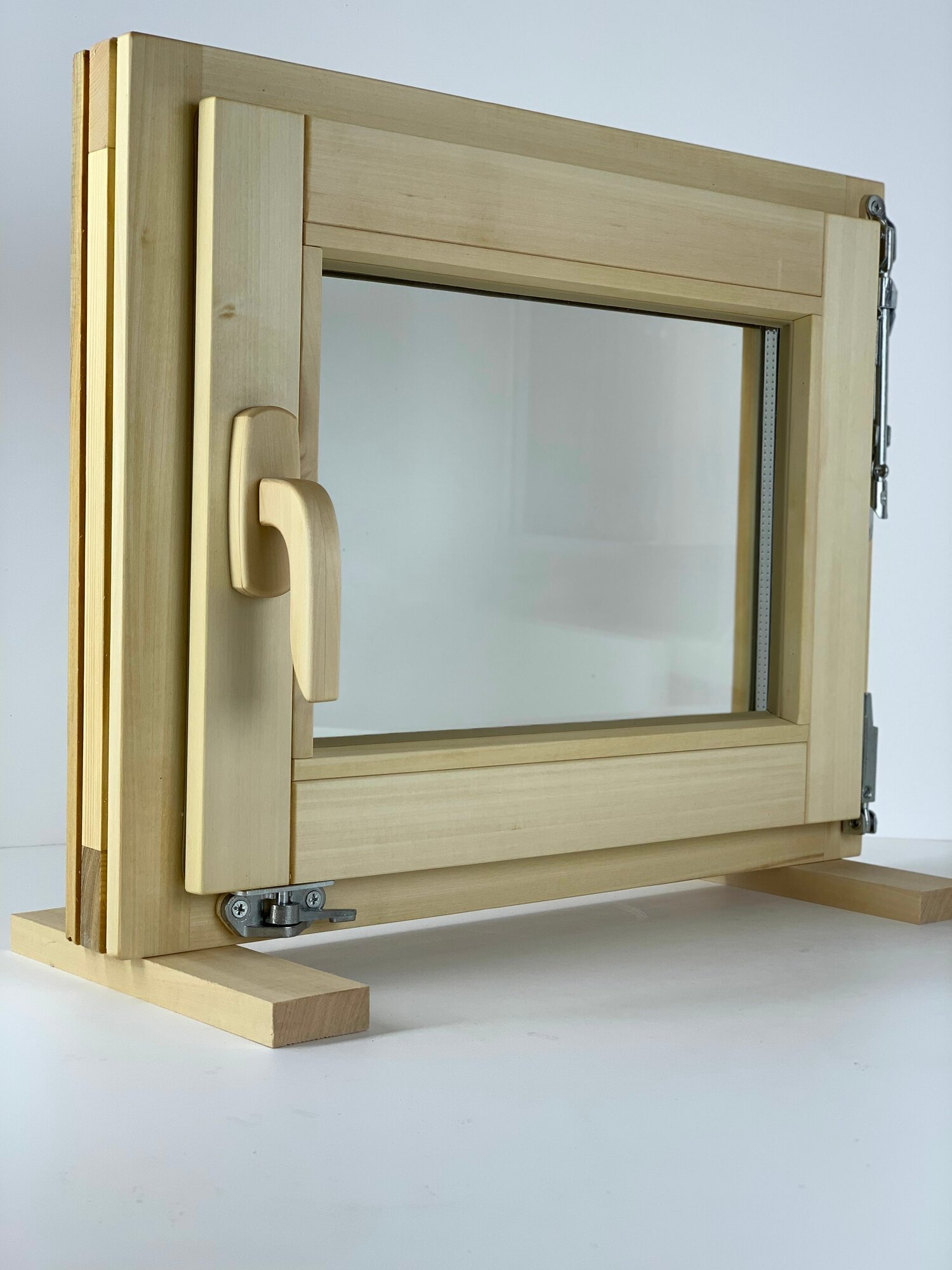 Окно банное 400*500 из липы и лиственницы со стеклопакетом.