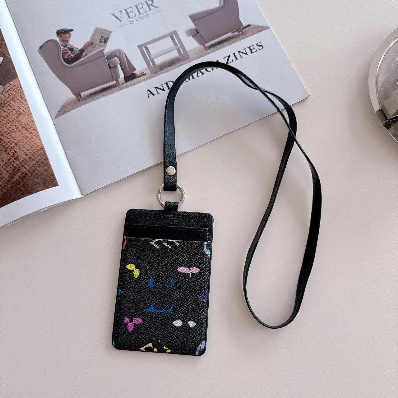 В наличии держатель для карт, вставка для карты, держатель для бейджа, держатель для удостоверения личности, шнурок для шеи, держатель для карты доступа, чехол для студенческого удостоверения, модный бренд