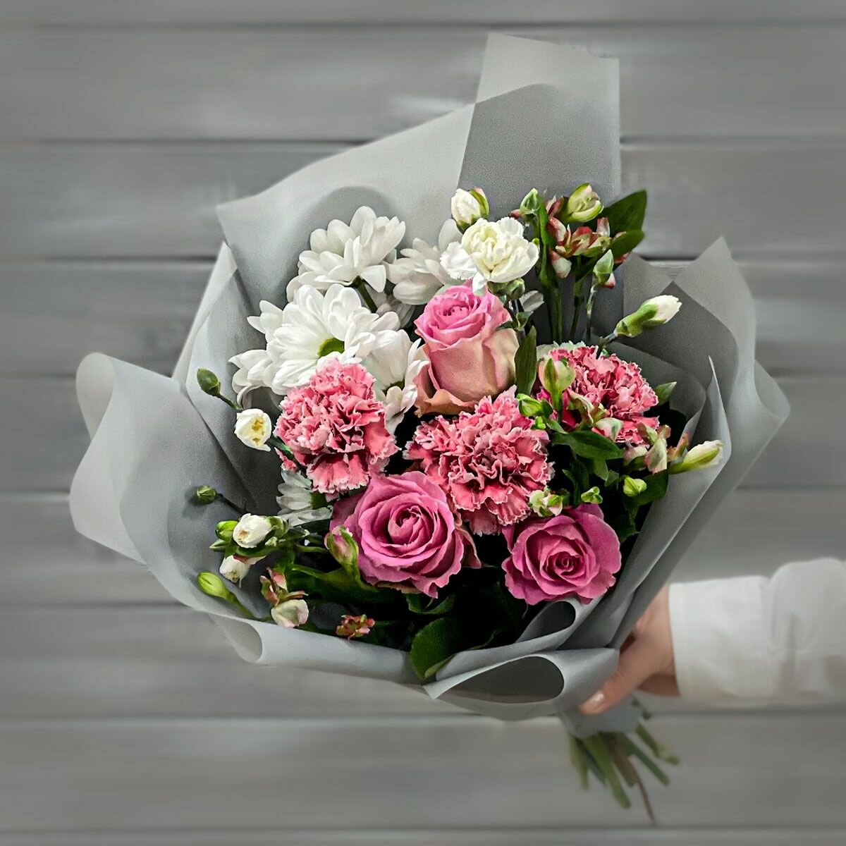 Букет Букет Маркет, гвоздики, розы, хризантемы, высота 50 см