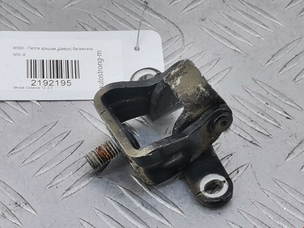 Петля крышки (двери) багажника Skoda Octavia 1Z 1Z5827301D арт. 2192195