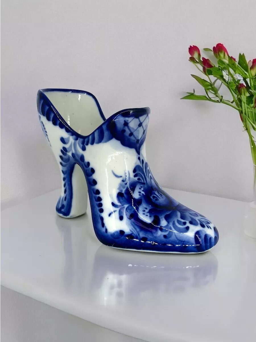 Cтатуэтка фарфоровая интерьерная "Туфелька"