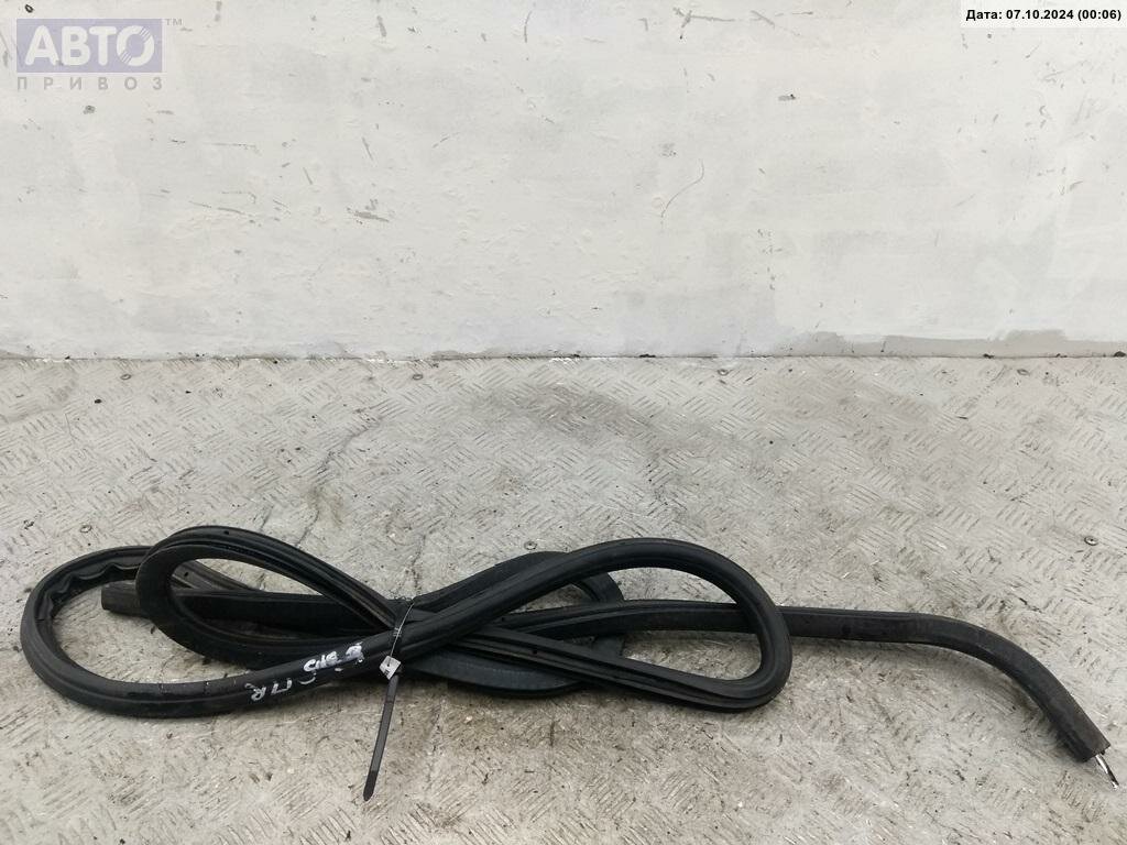 Уплотнитель двери передней правой Volkswagen Polo (1994-1999)