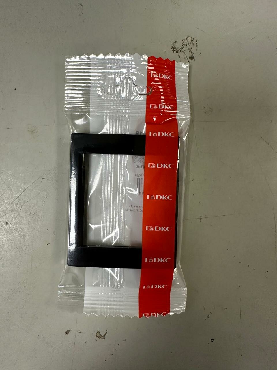 Рамка DKC F00011B, пластик АБС, для наружного монтажа, IP40, декоративная, черная