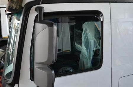 Дефлекторы окон MERCEDES BENZ ACTROS 1843 Прямой Cobra Tuning M0003