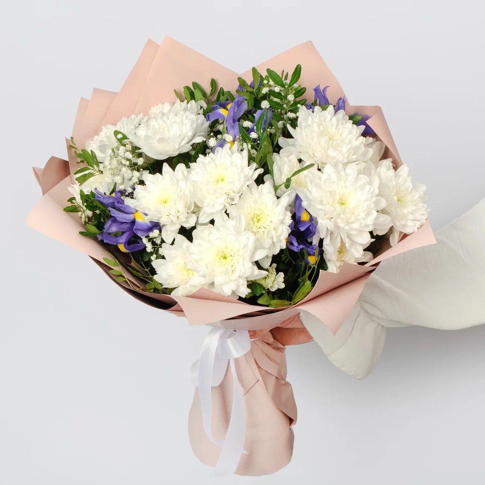 Букет Лунная соната от СоюзЦветТорг с хризантемой, ирисами и гипсофилой