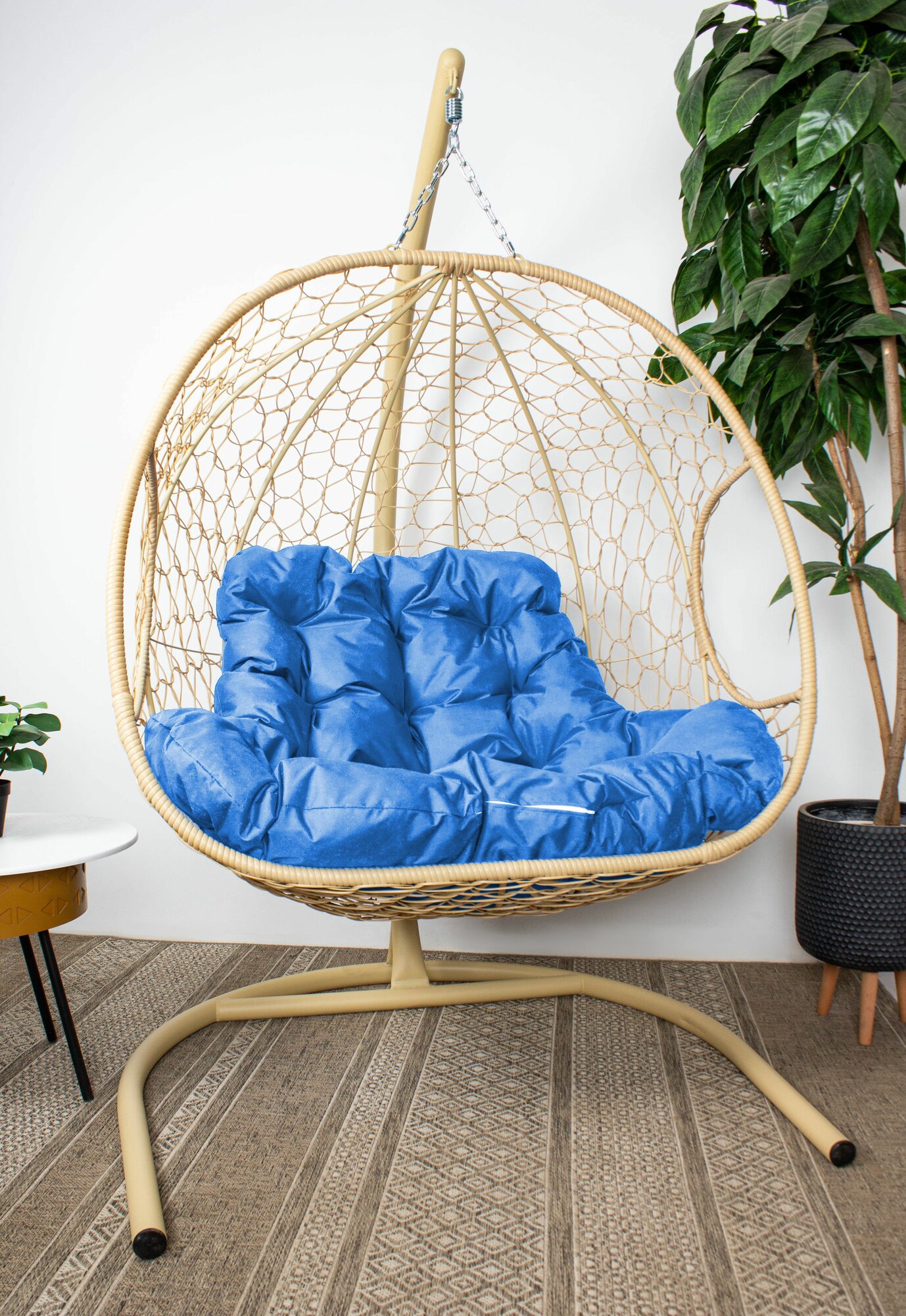 Подвесное кресло для двоих с ротангом бежевое, голубая подушка