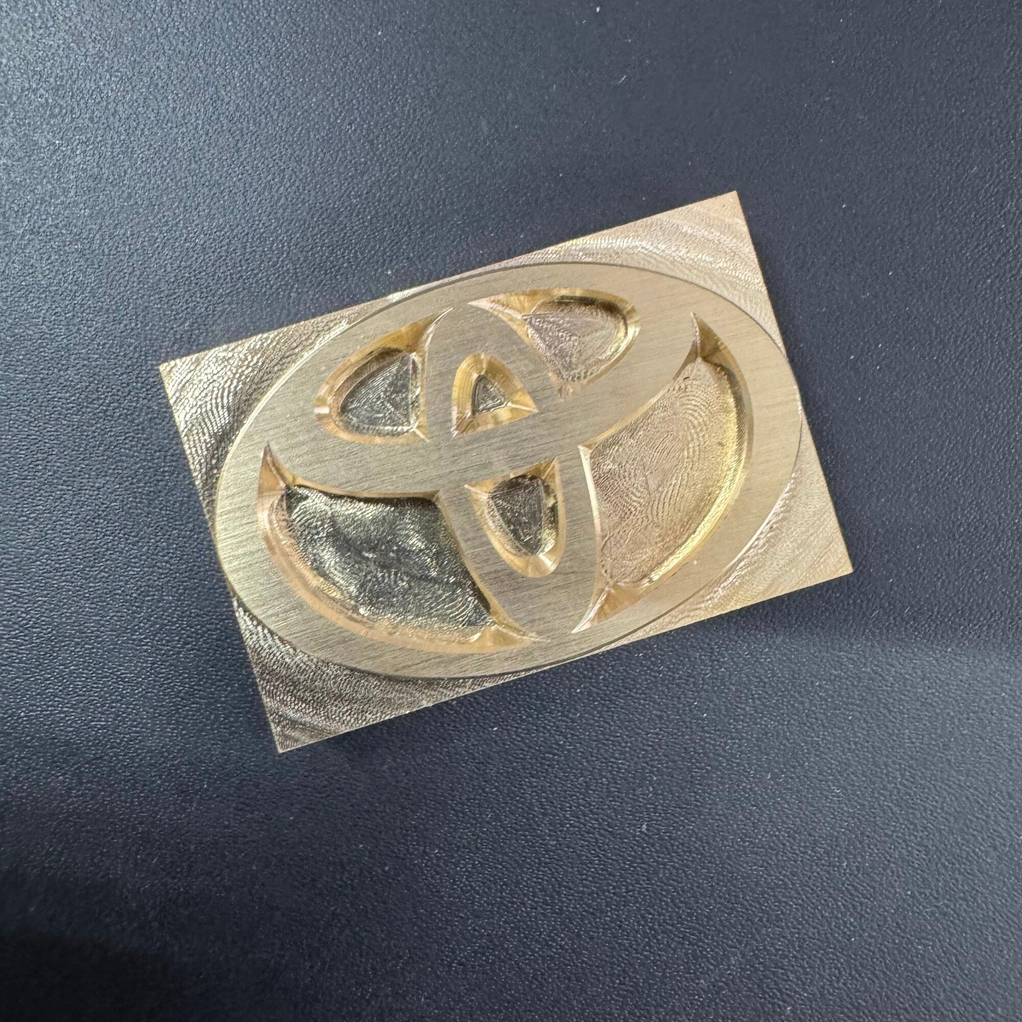 Клише для тиснения кожи, бумаги, фанеры. Логотип TOYOTA. Латунь