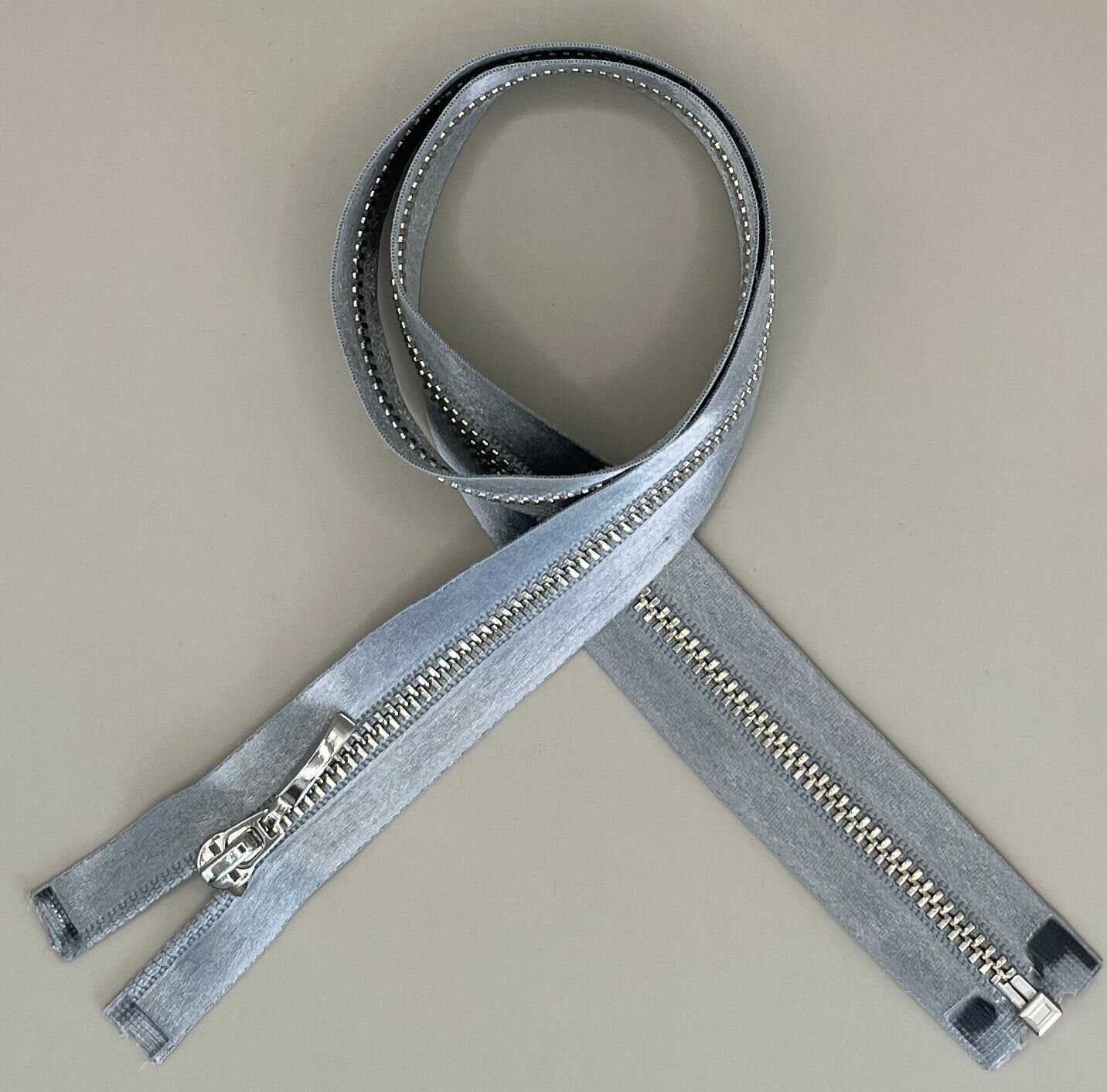 Молния металл,50см, тип 4, на атласной тесьме, серый, зубья серебро. Италия.1шт.