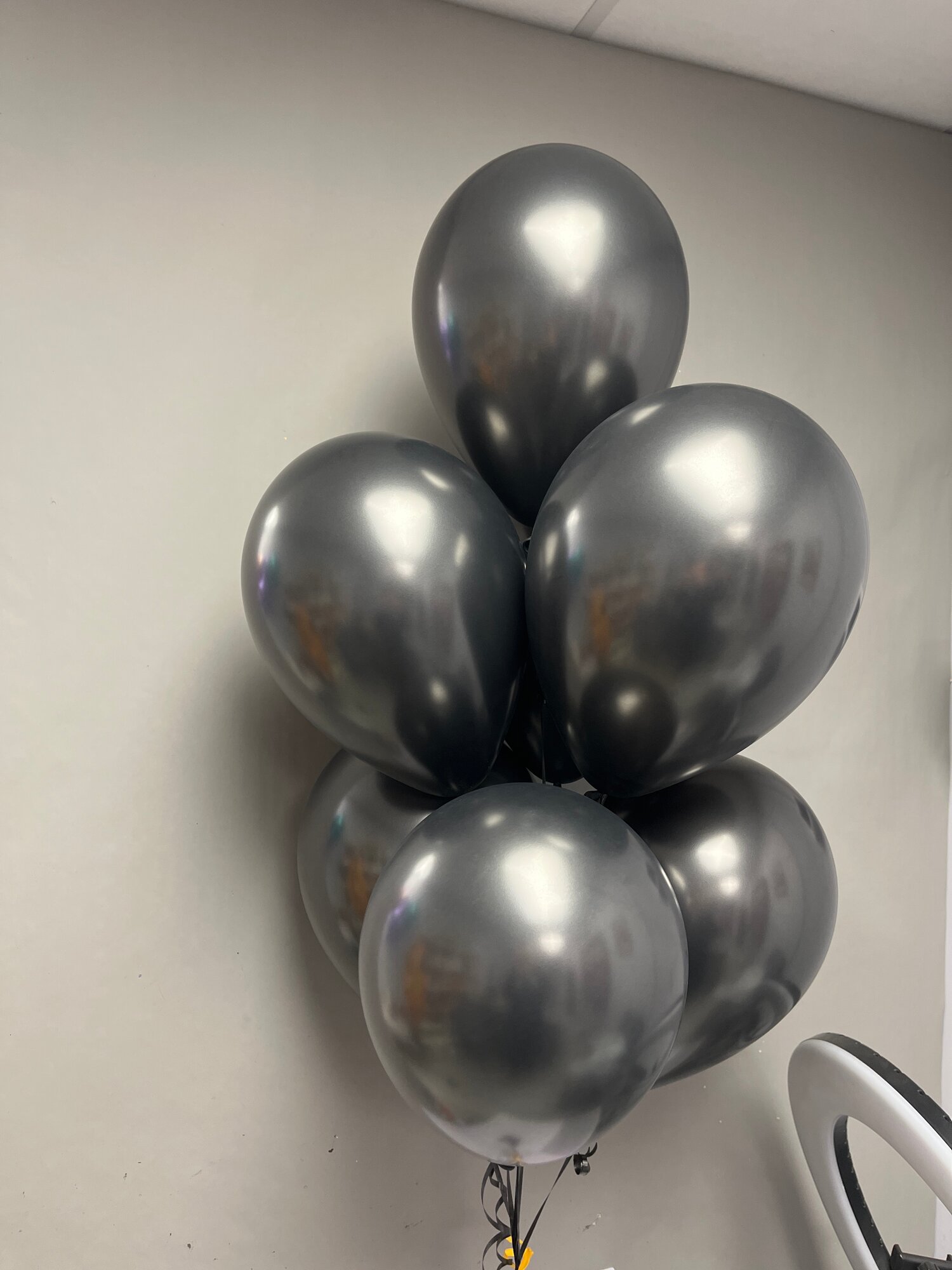 Фонтан из черных гелиевых шаров