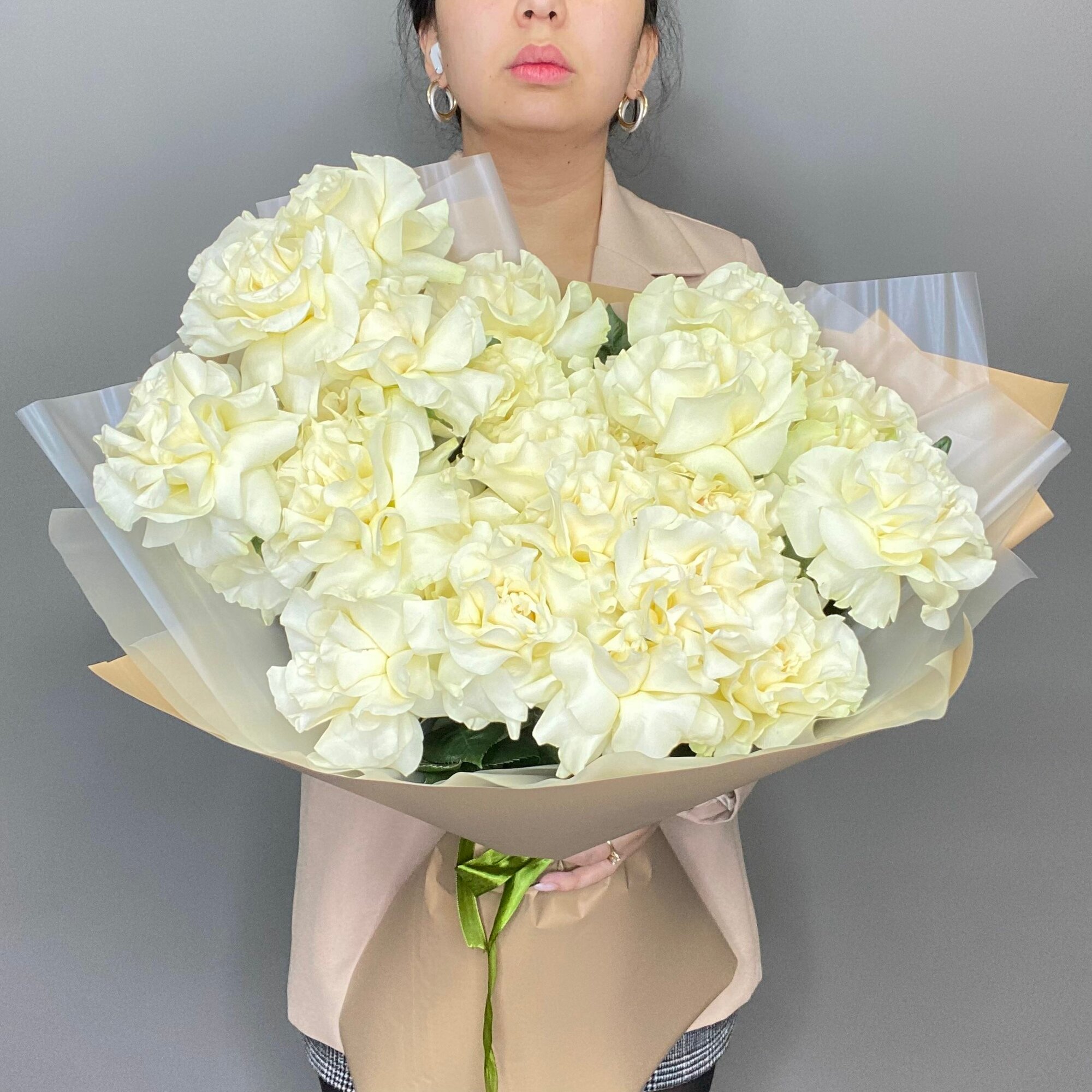 Белые розы (розы), высота букета 50 см, ширина букета 50 см, монобукет