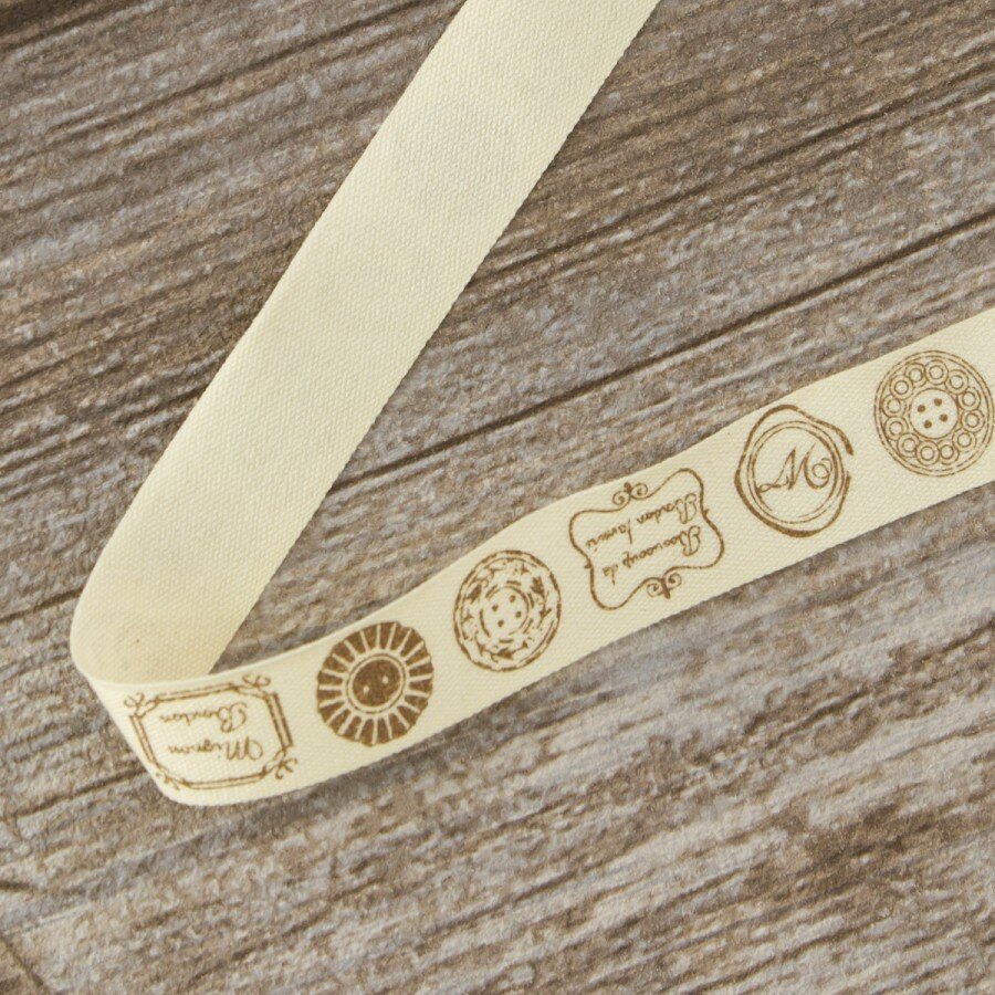 Лента хлопковая на картонной мини-катушке Вензеля и надписи 5 м HEMLINE VR15.015