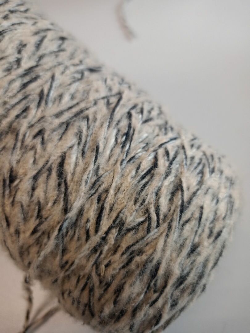 Пряжа: Меринос 45%, Кашемир 23%, ПА 12%, Ангора 10%, Як 10%, Бежевый 127гр