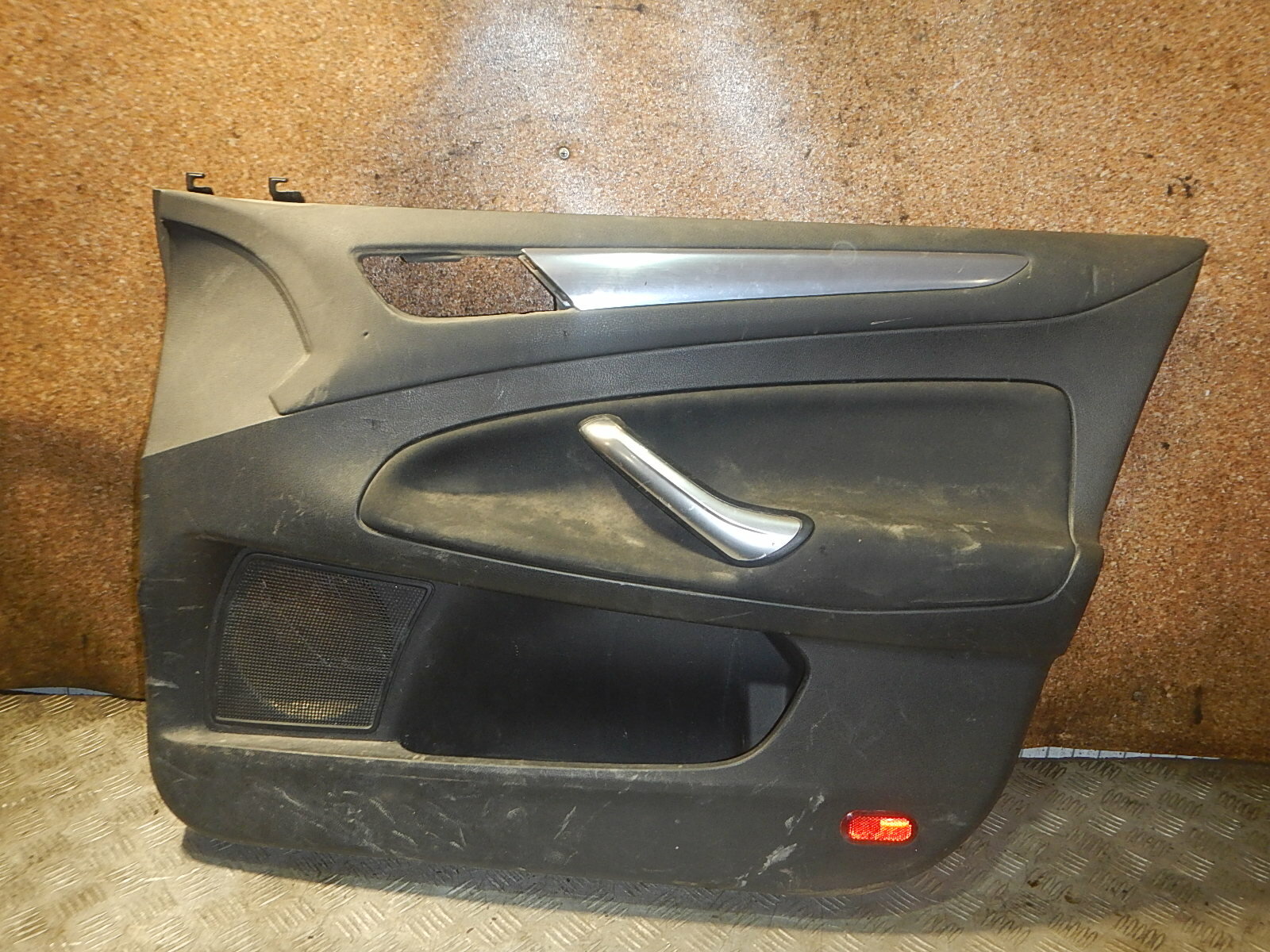 Б/У Обшивка двери передней правой, Ford (Форд)-MONDEO (07-14) FORD MONDEO (07-14) Царапины. 600747 FORD арт. 1563024