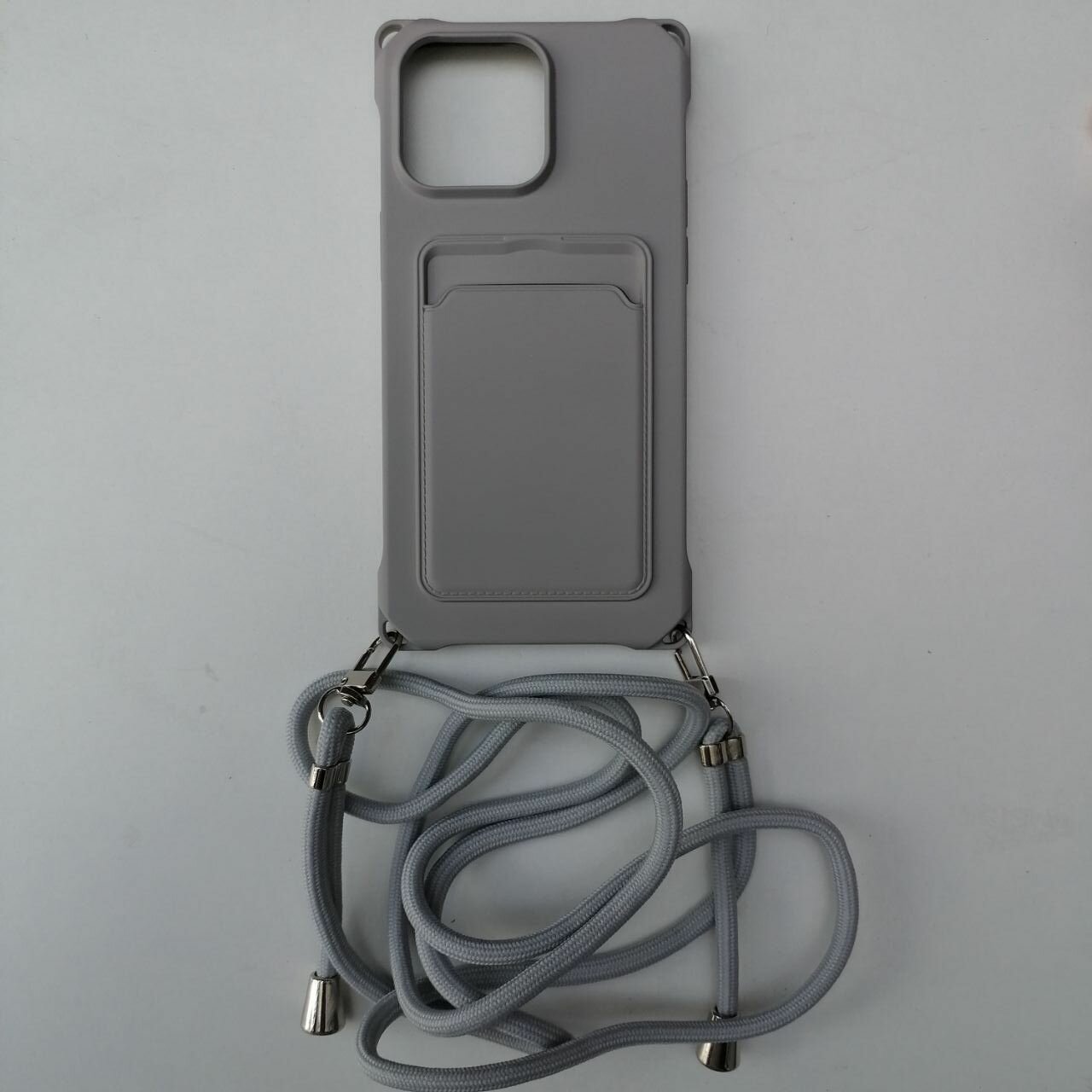 Чехол-накладка серого цвета для IPhone 15 Pro Max из высокого качества силикона, веревкой-цепочкой на шею и карманом для карт.