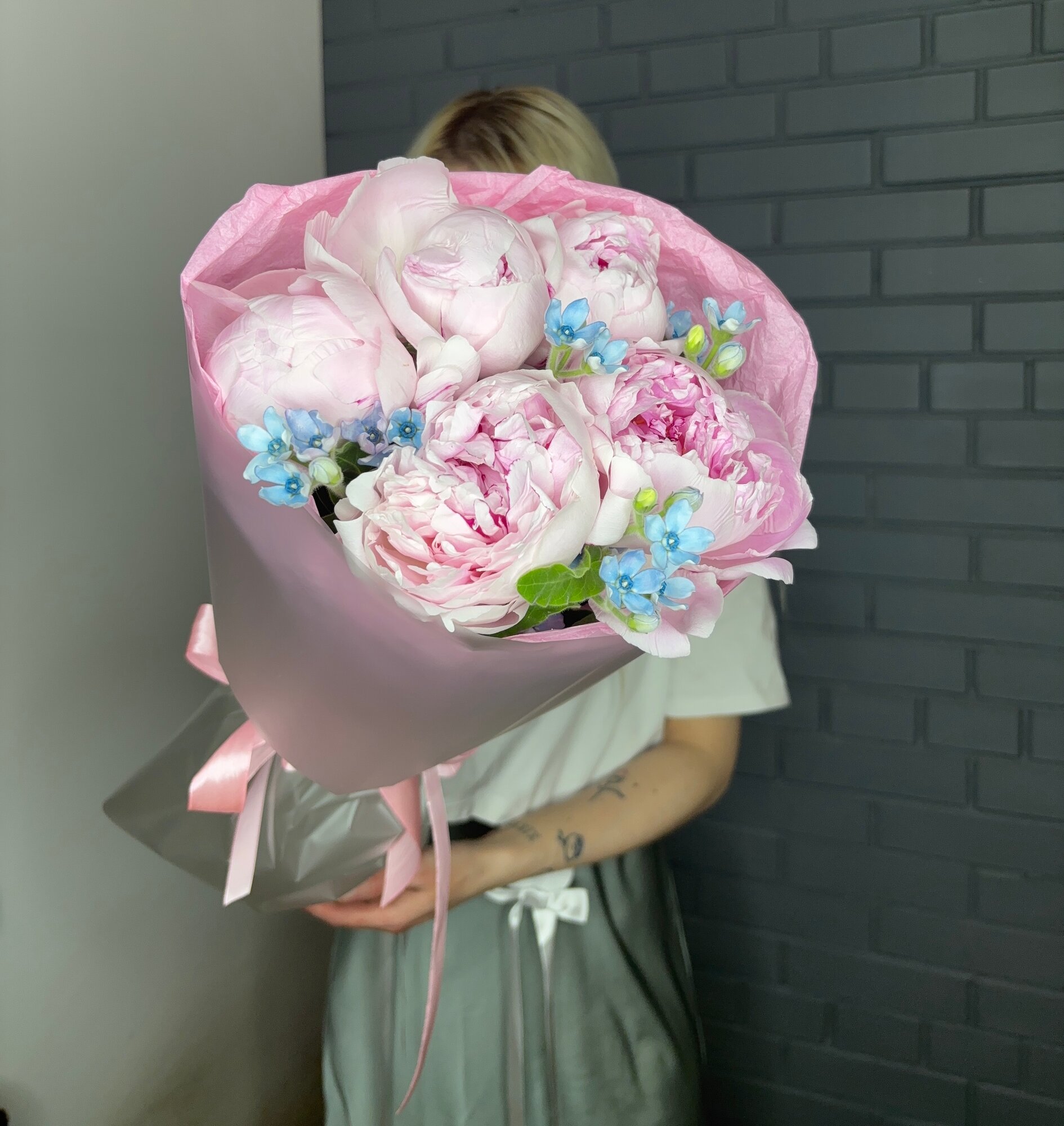 Букет Пионы розовые Сара Бернар (Sarah Bernhardt / Сара Бернард) 5 штук и незабудки