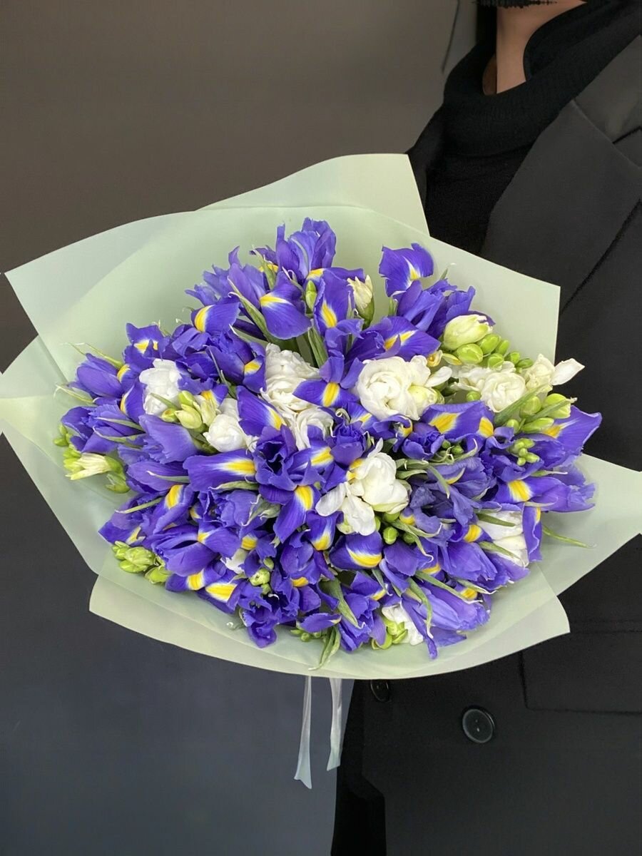 Ирисы (ирисы 25 шт, фрезии 20 шт.), высота букета 45 см, ширина 25 см