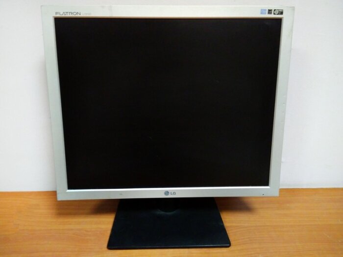 Монитор с дефектом ЖК 19'' 5:4 LG L1919S черный-серебристый VGA