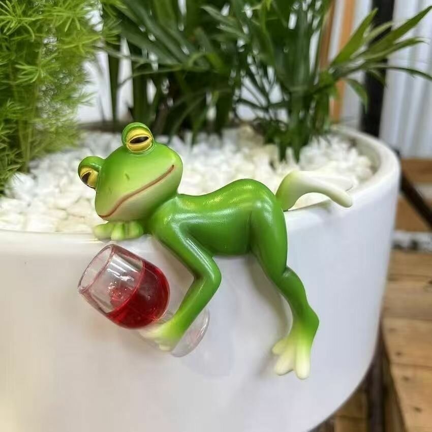 Фигурка садовая "Лягушка в подвесном горшке", красная, смола