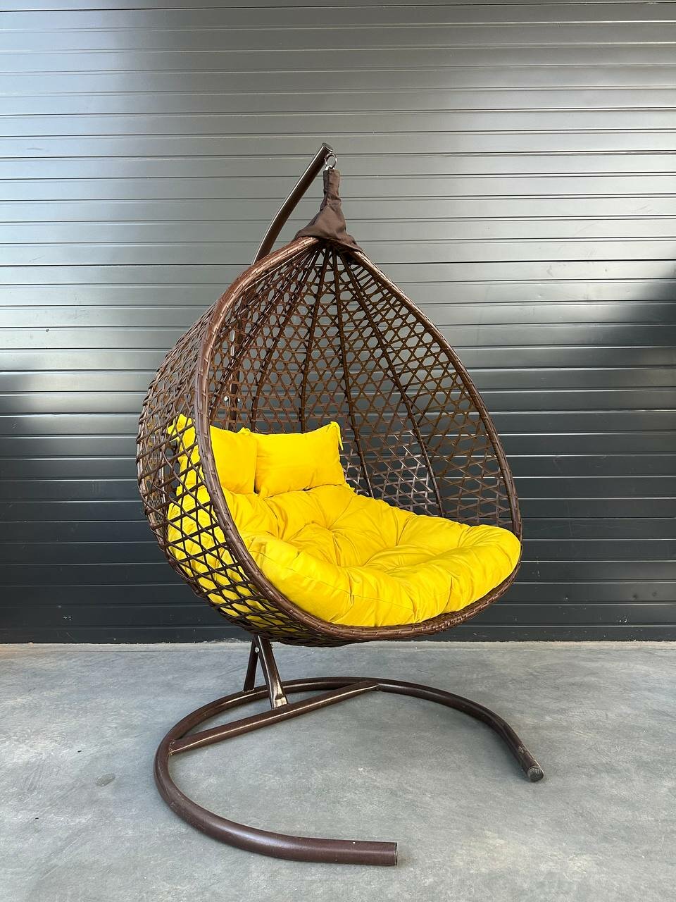 Подвесное двухместное кресло-кокон фиджи премиум коричневый (желтая подушка, полиэстер)